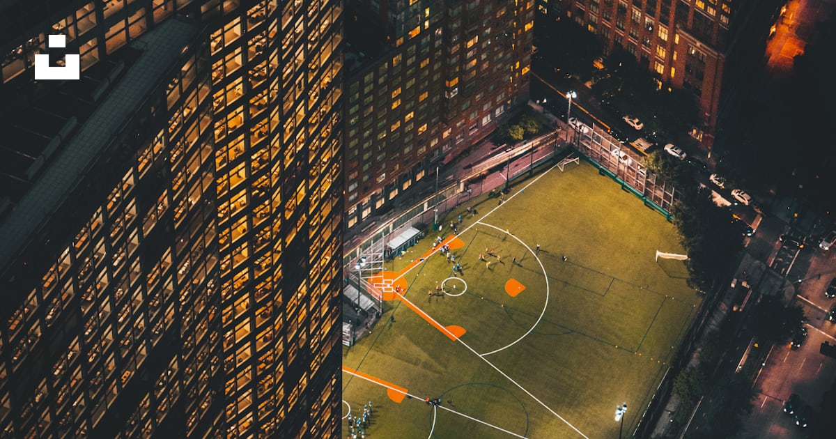 夜間のバスケットボールコートの空中写真の写真 Unsplashの無料ストリートフォトグラフィー写真