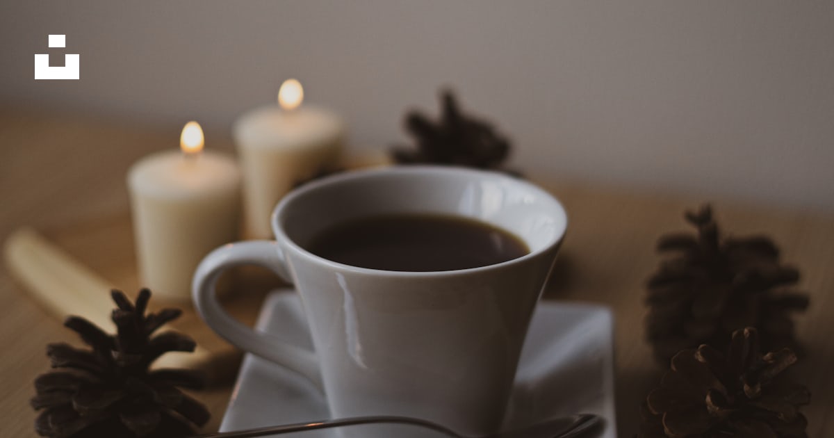 Tasse En Céramique Blanche Sur Soucoupe En Céramique Blanche Photo