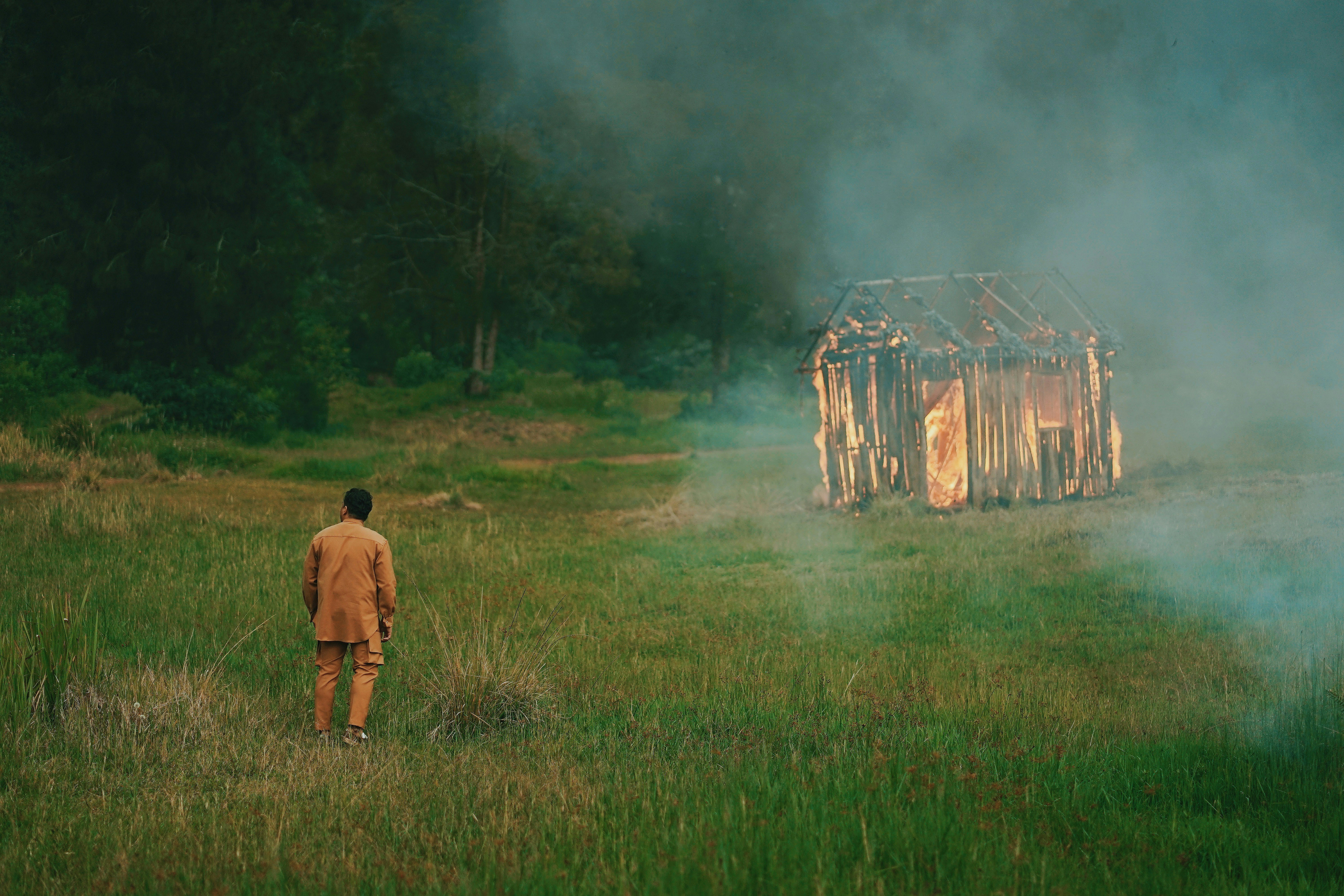 Foto Hombre en chaqueta marrón de pie en campo de hierba verde durante ...