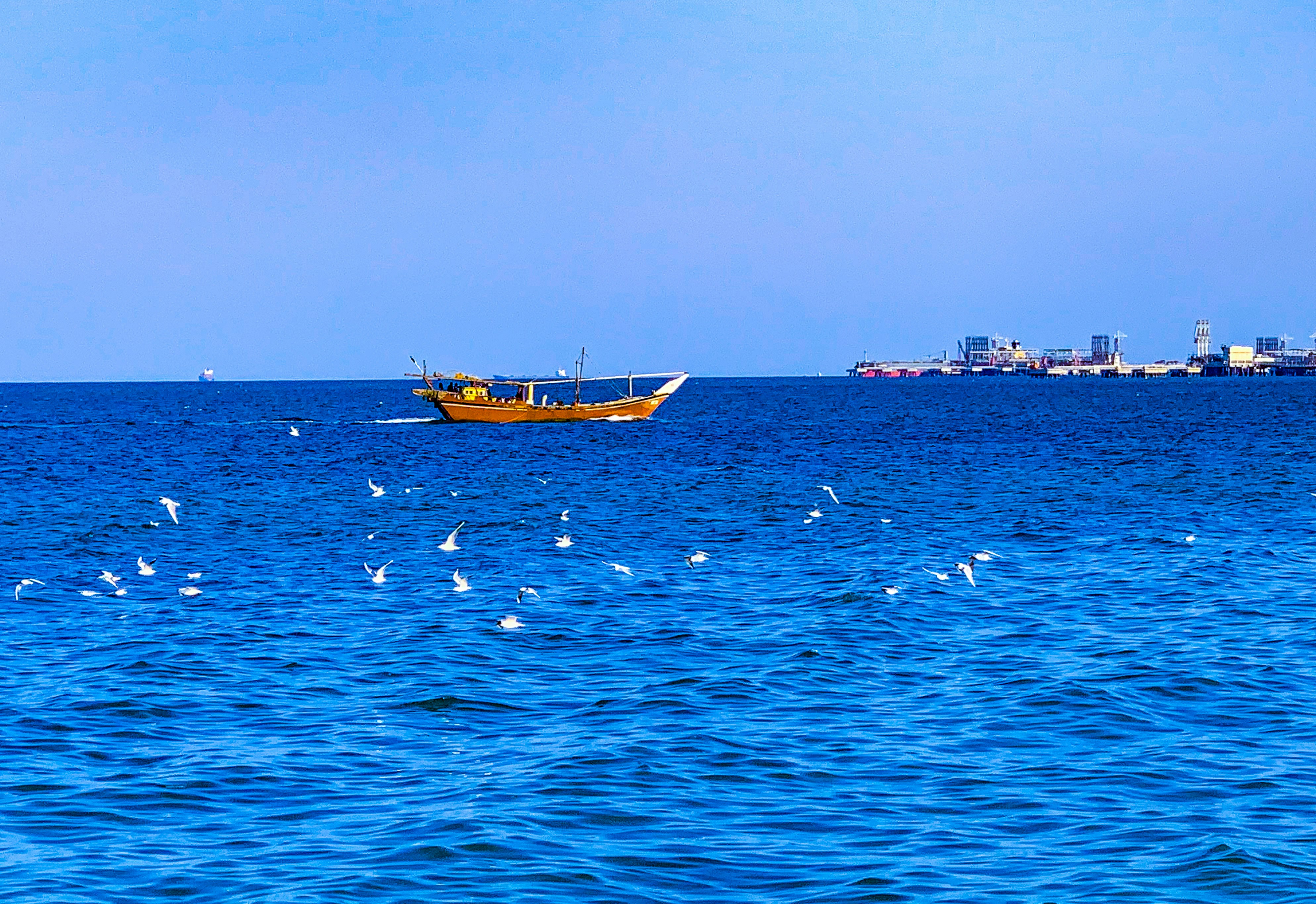 Foto Barco marrón en el mar azul durante el día – Imagen Kuwait gratis ...