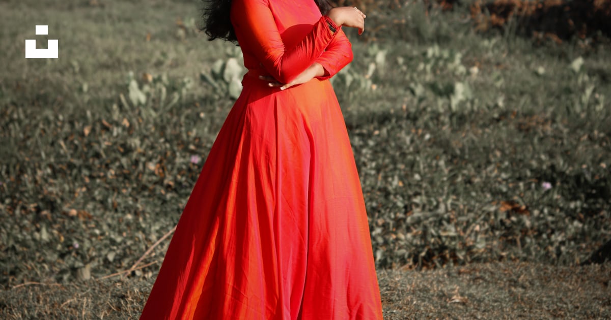 Foto Mujer Vestida De Rojo Parada En El Suelo Durante El Día Imagen