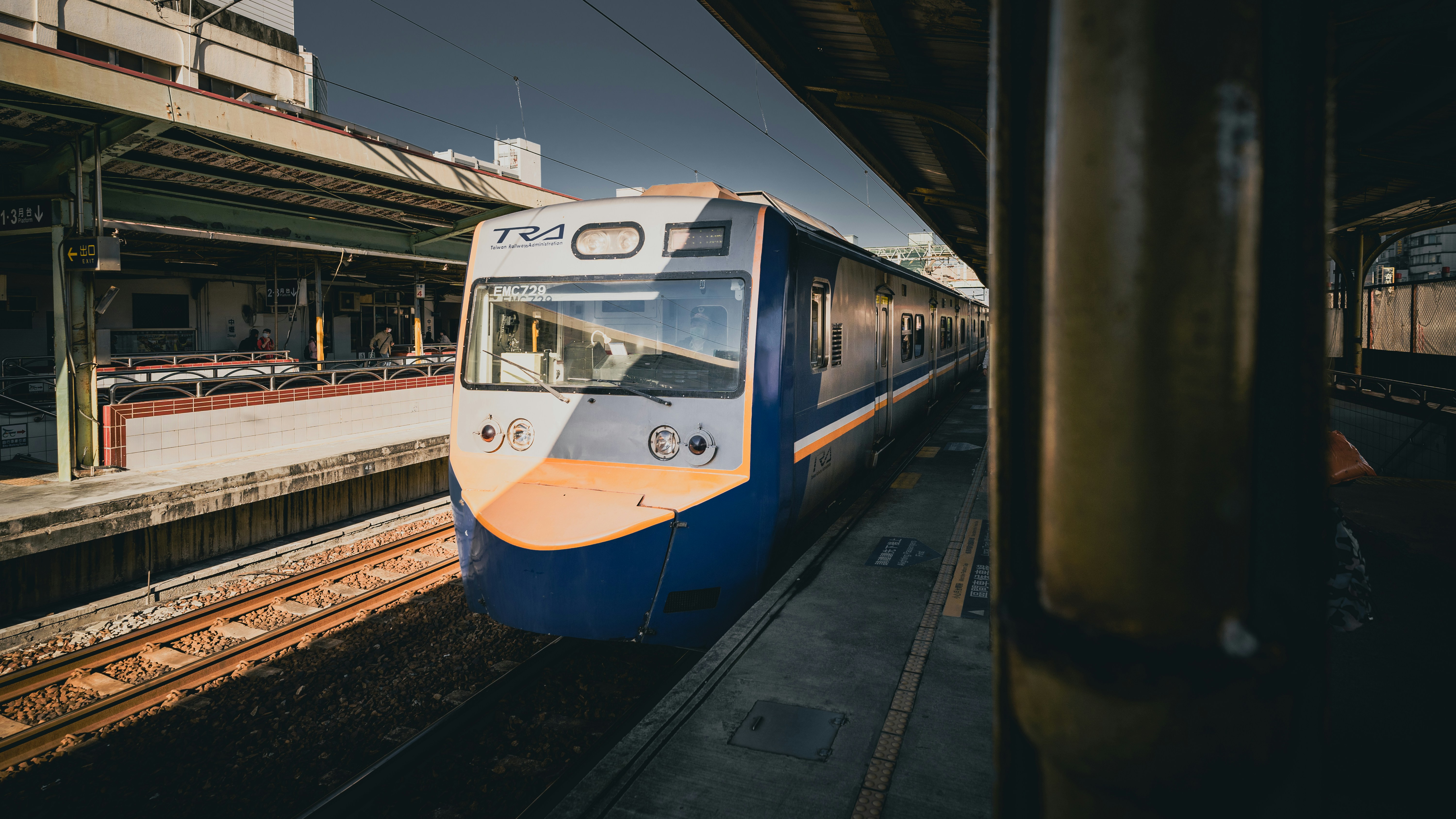 Blue and white train on rail photo – Free Train Image on Unsplash