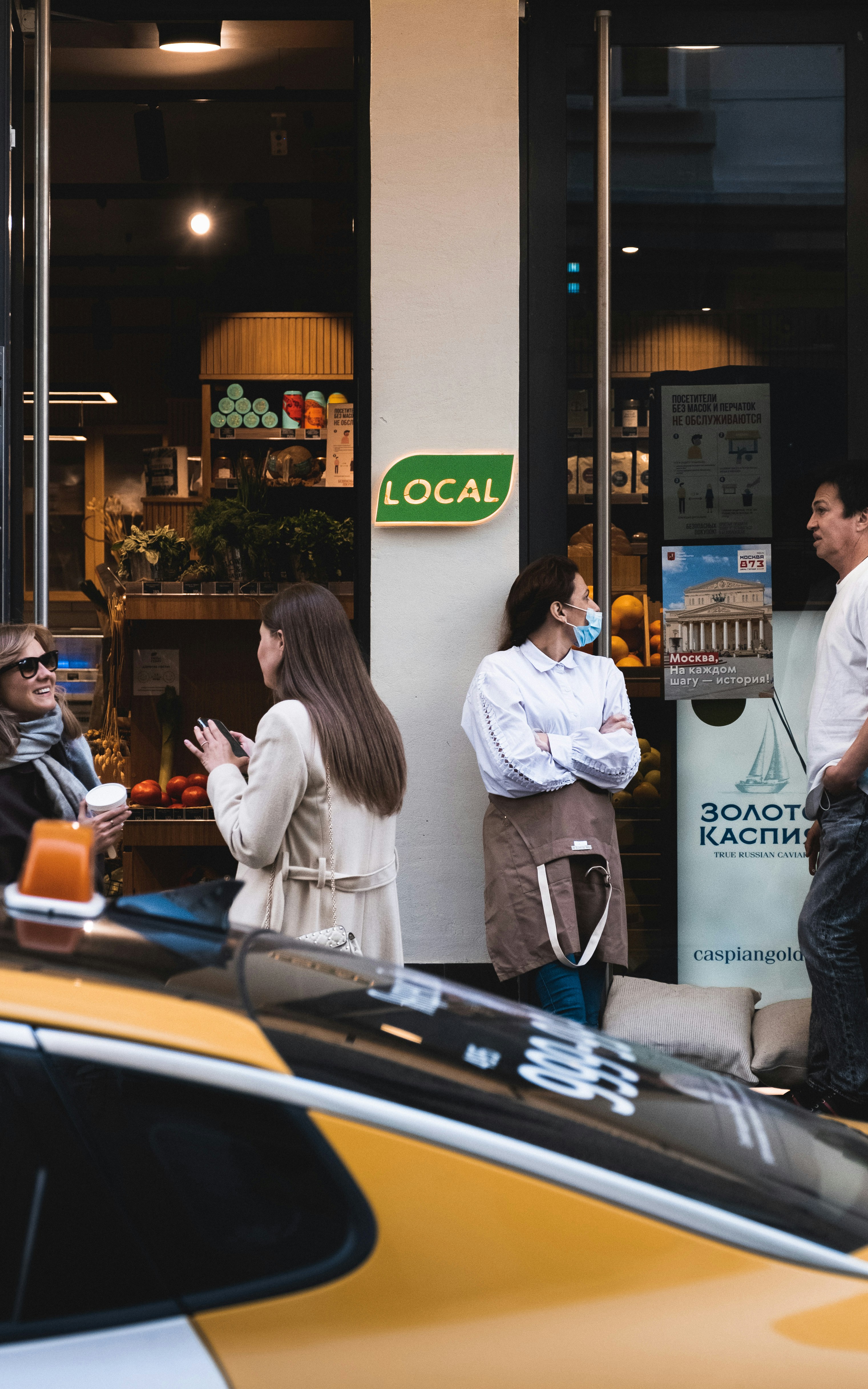 Foto Mujer con bata blanca de pie junto a Mujer con abrigo gris ...