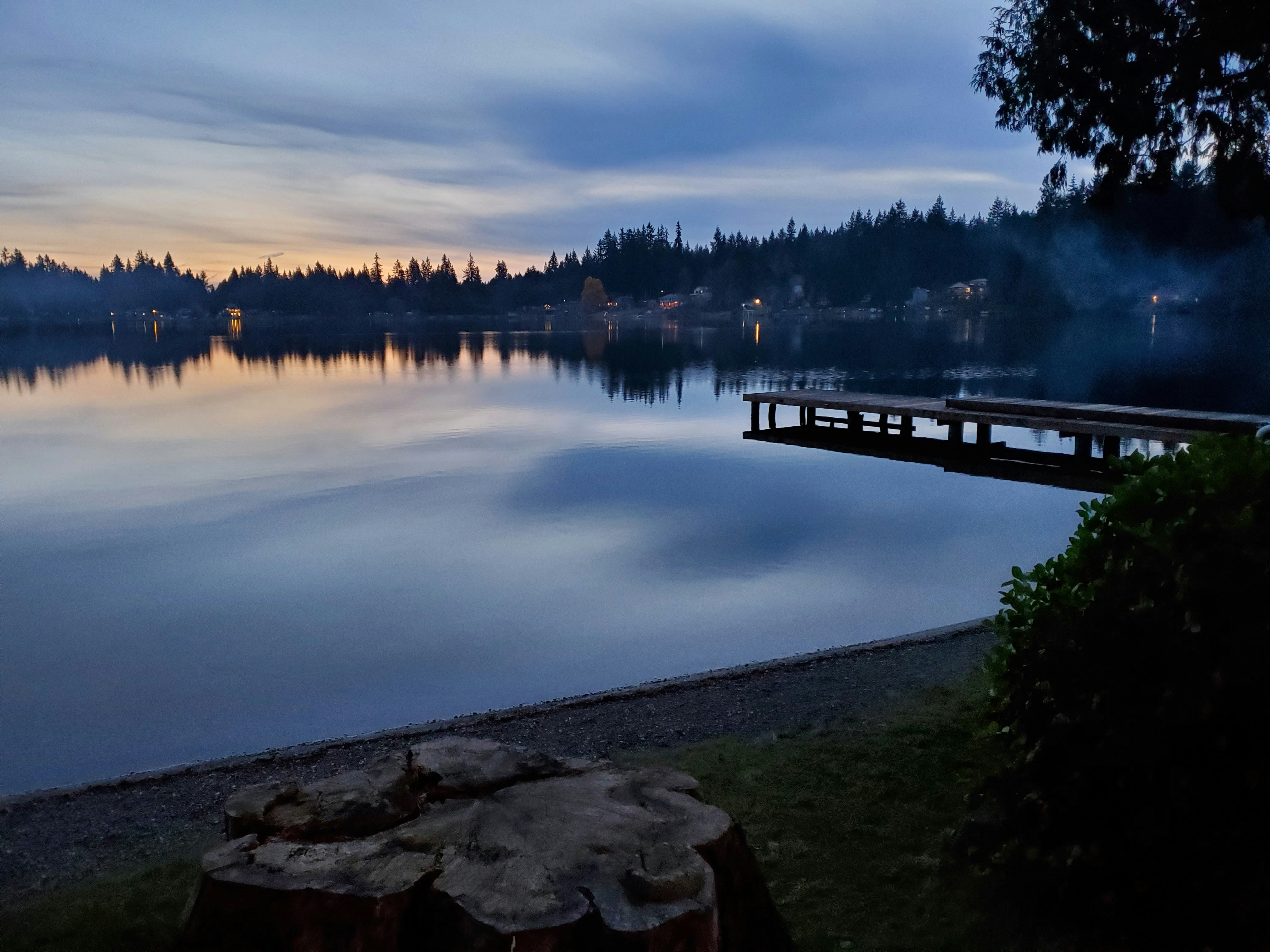 Lake near trees under cloudy sky during daytime photo – Free Pier Image on Unsplash