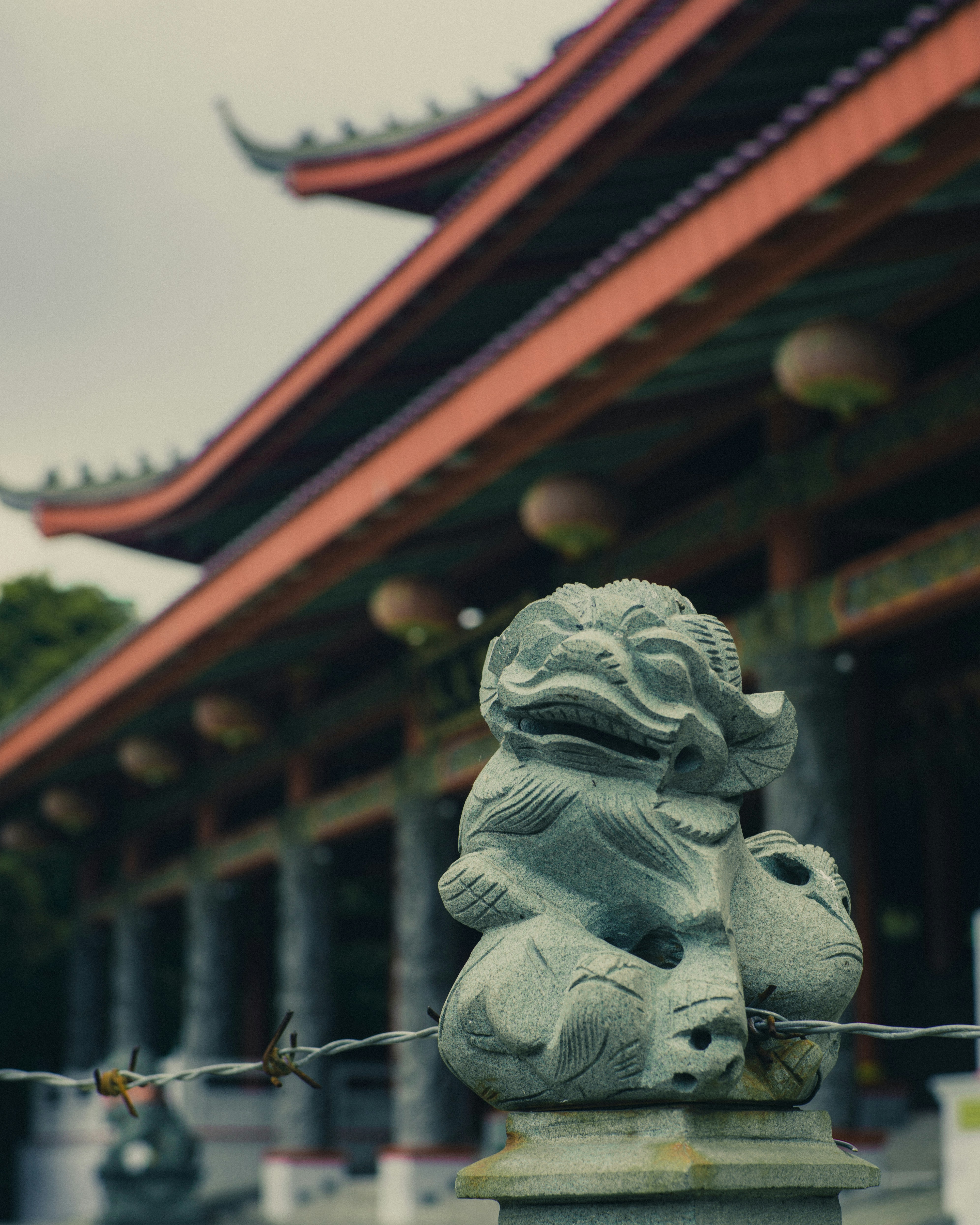 Statue d'homme en béton gris photo – Photo Sam Poo Kong Gratuite sur ...