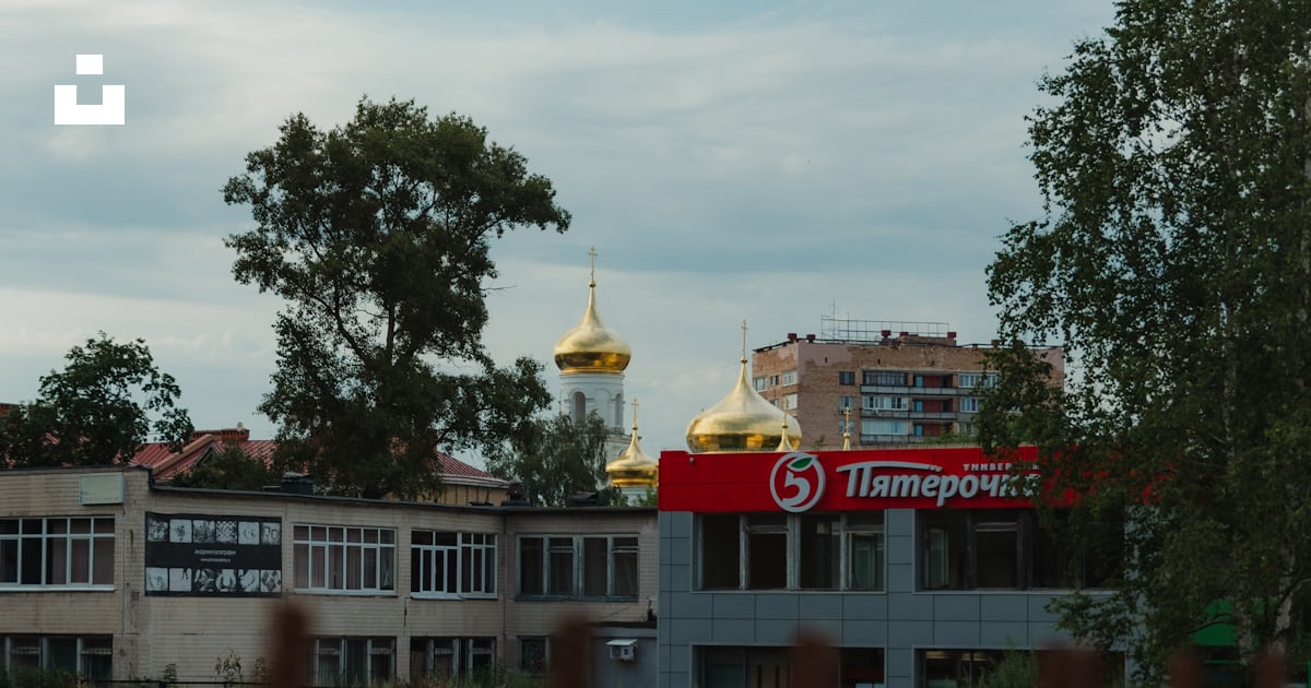 낮에는 녹색 나무 근처의 흰색과 빨간색 콘크리트 건물 사진 Unsplash의 무료 Нижегородская область 이미지
