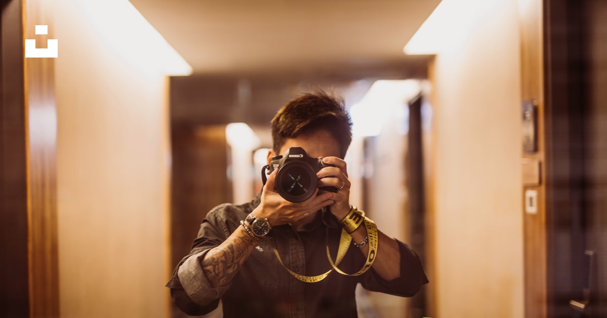 검은 Dslr 카메라를 들고 검은 재킷을 입은 남자 사진 Unsplash의 무료 초상 이미지