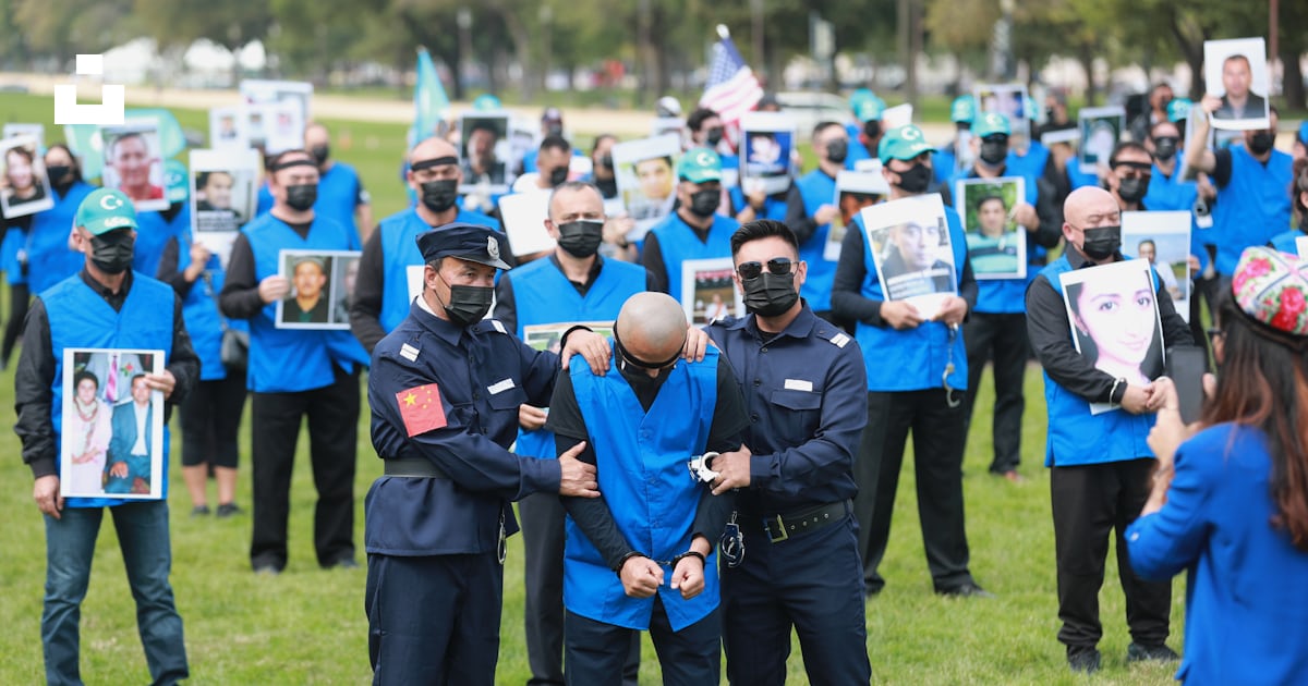 낮 동안 푸른 잔디밭에 서 있는 파란색과 검은색 유니폼을 입은 사람들의 그룹 사진 Unsplash의 무료 직류 이미지