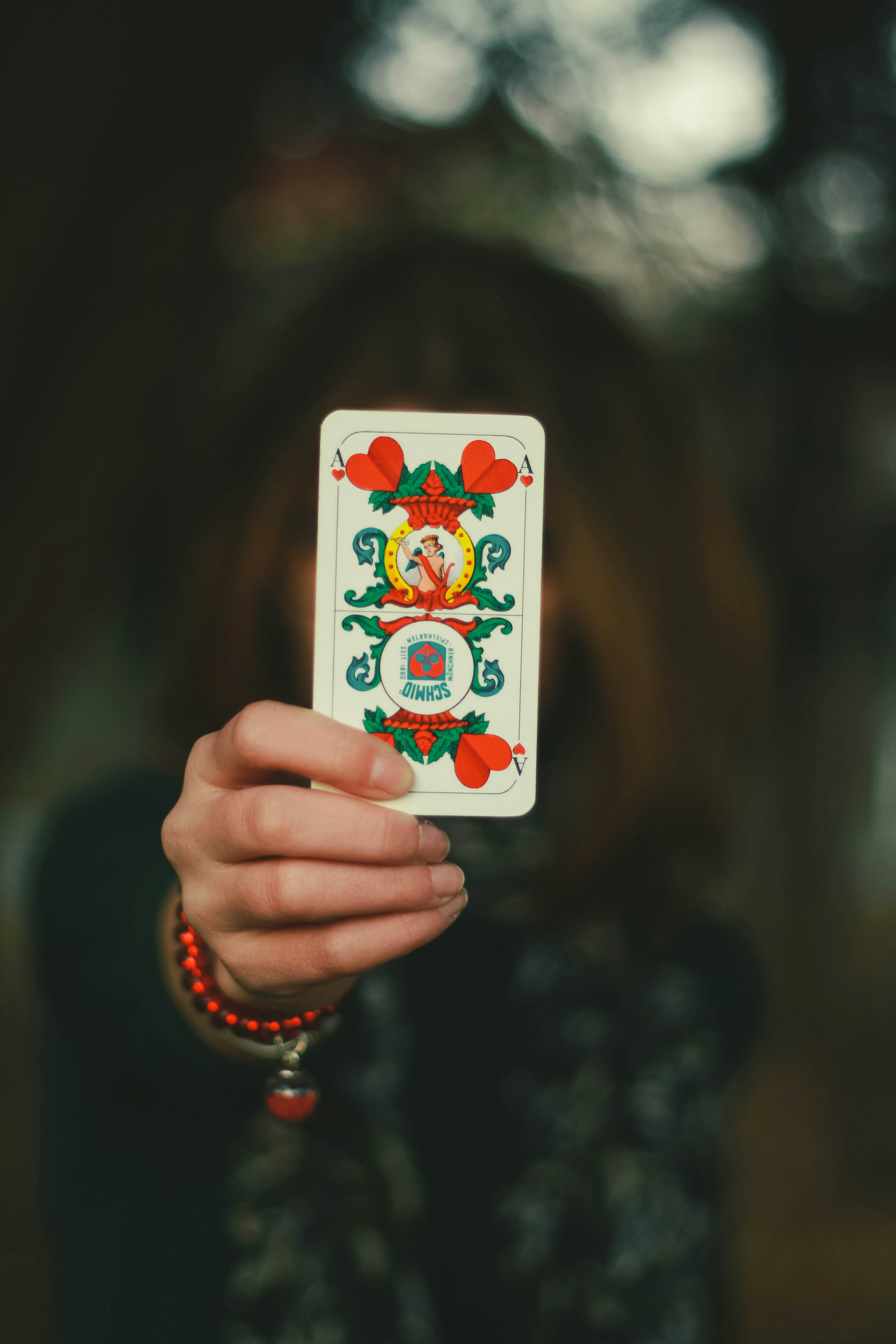 Foto Persona que sostiene el 9 de corazones jugando a la carta – Imagen Dedo gratis en Unsplash