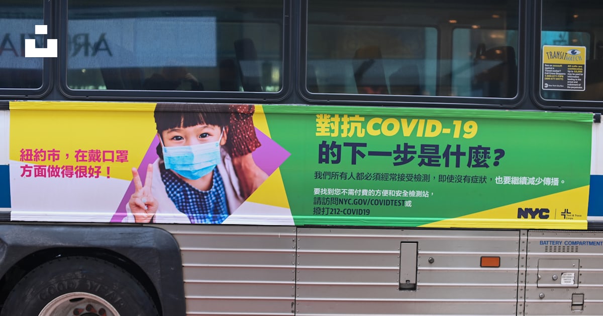 파란색과 흰색 체크 무늬 드레스 셔츠를 입은 여자 분홍색과 흰색 플라스틱 컵을 들고 사진 Unsplash의 무료 5th
