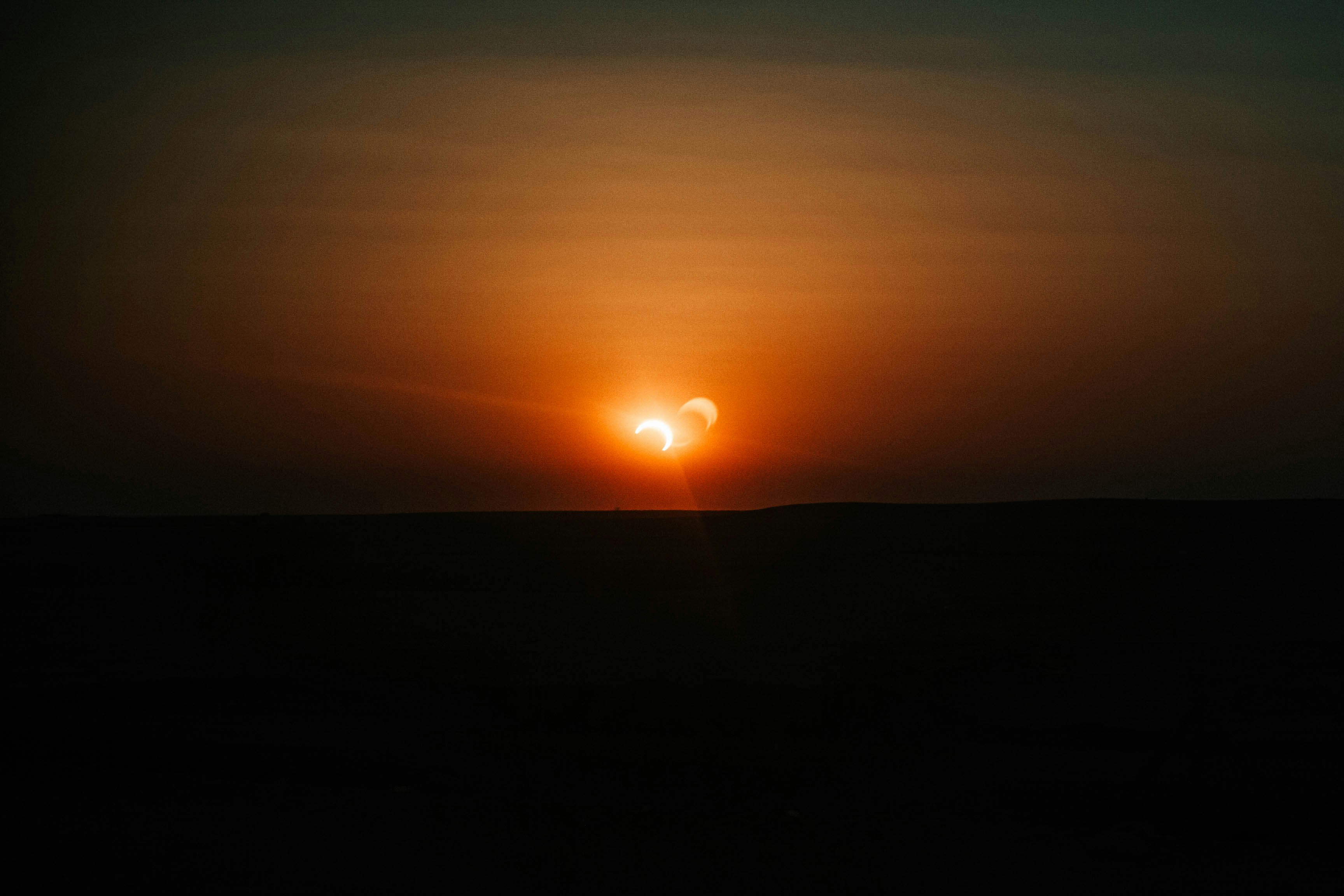 Sun setting over the horizon photo – Free Sunset Image on Unsplash