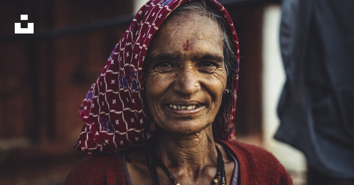Foto Mujer Con Hiyab Rojo Y Blanco Imagen Persona Gratis En Unsplash