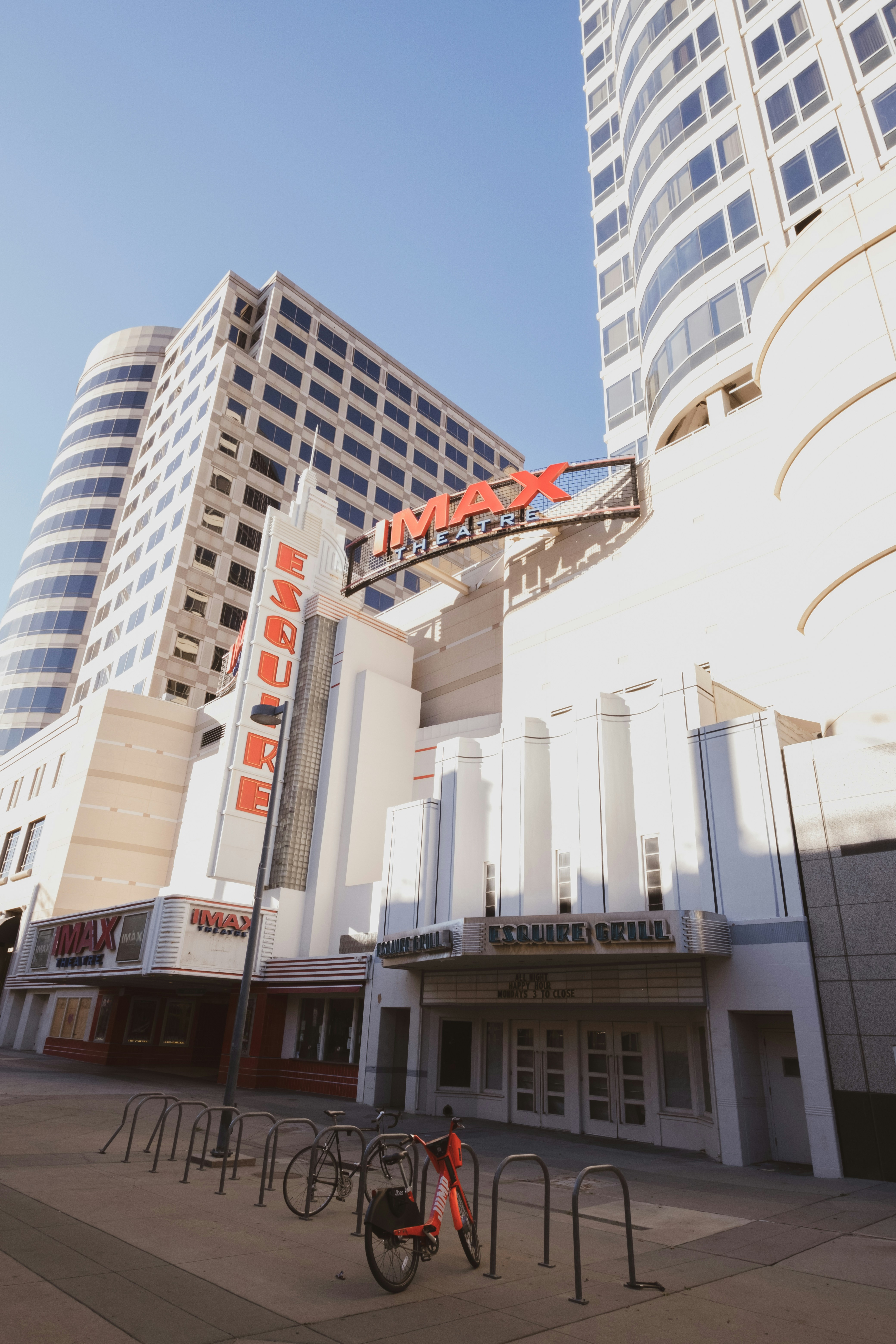 אפשר להכניס משקאות של b fresh לסרט בסינמה סיטי?