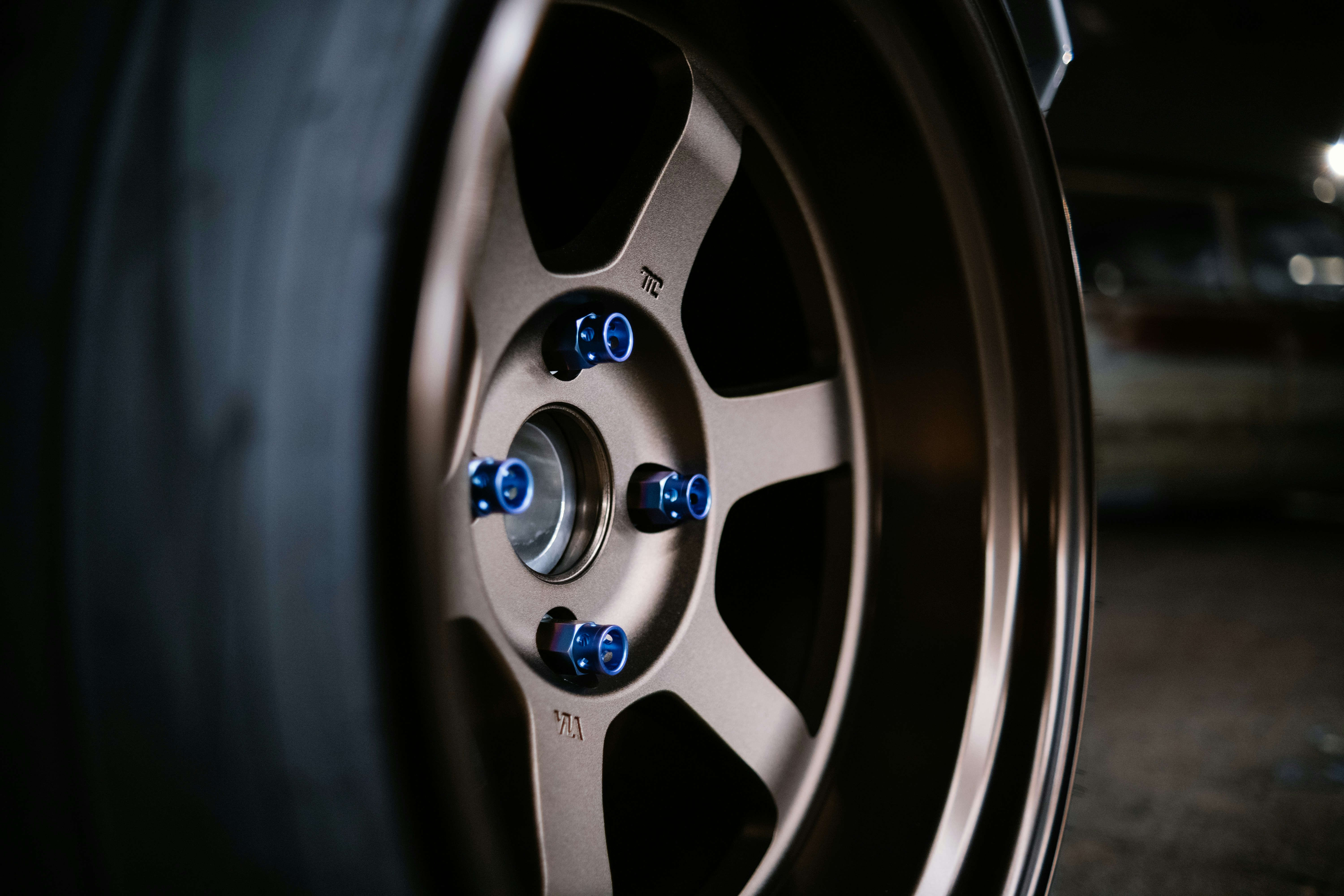 Gray 5 spoke car wheel photo – Free Grey Image on Unsplash