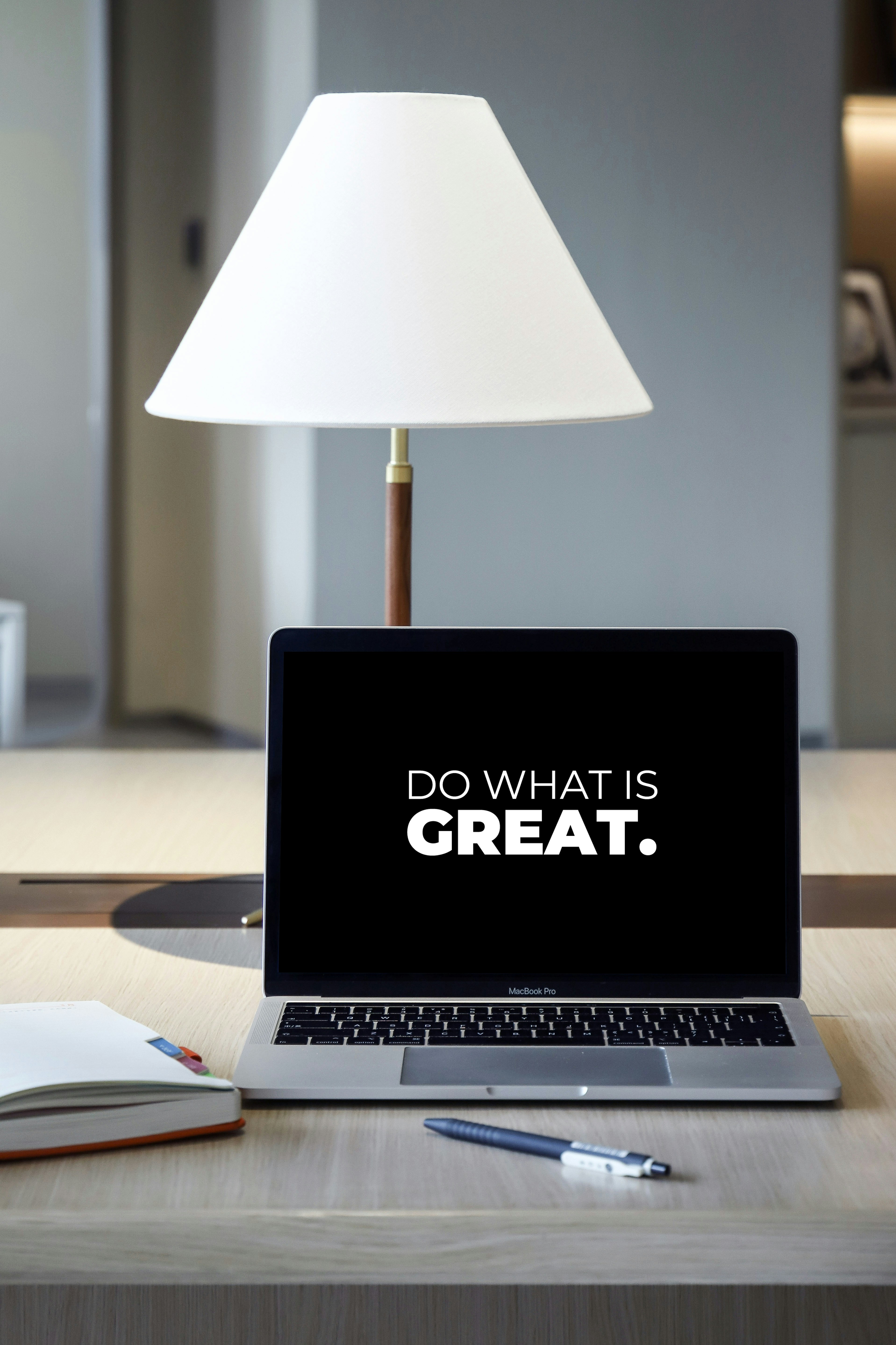 MacBook Pro sobre mesa de madera marrón foto – Imagen de Espacio de ...