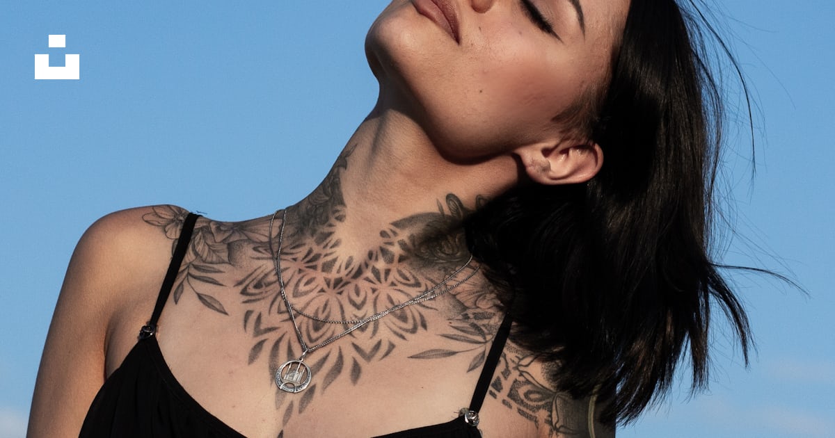 黒と白の花柄のタンクトップを着た女性の写真 Unsplashの肖像の無料画像