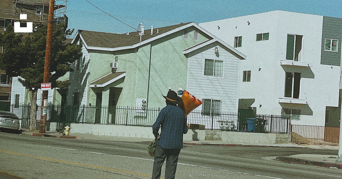 Foto Hombre Con Chaqueta Negra Y Pantalón Negro Caminando Por La Acera