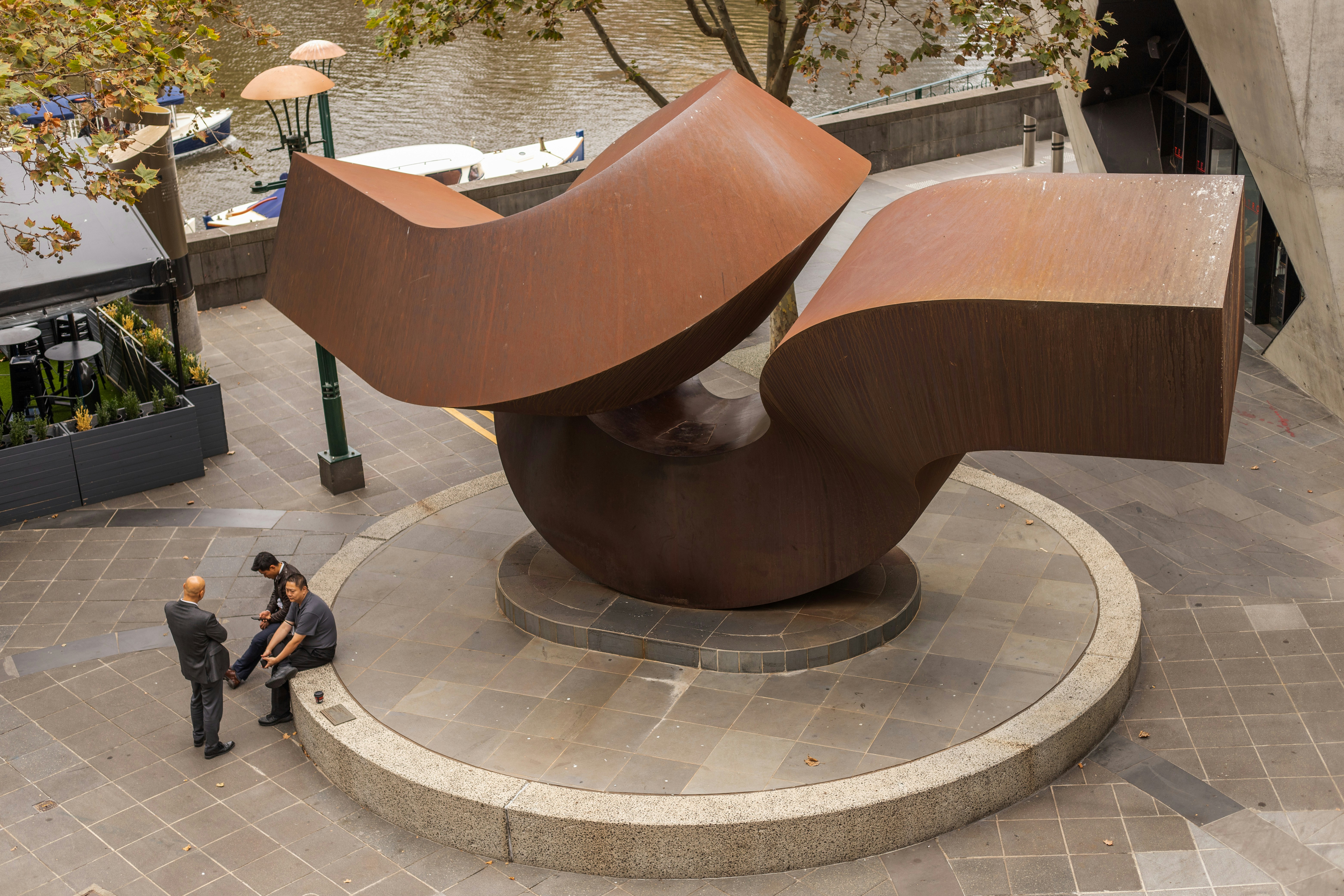 Möbius Rust: A Looping Monument Balancing Over a Circular Plinth