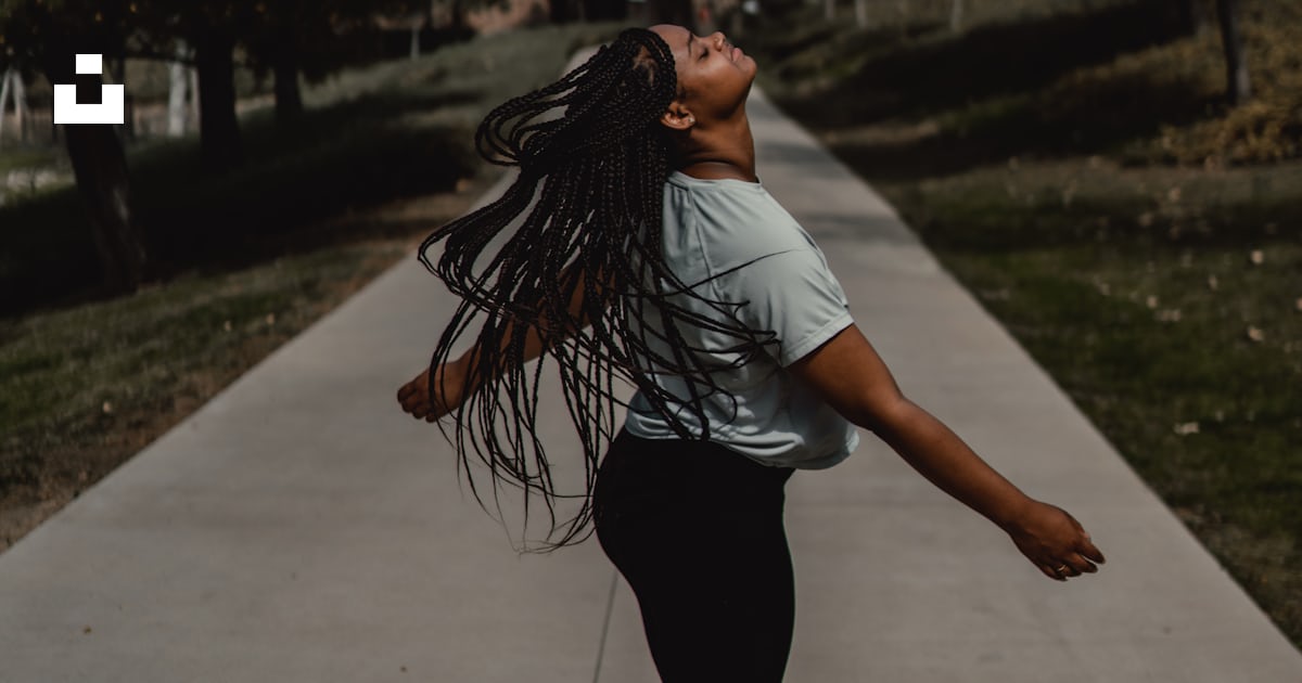 Mujer Con Camiseta Blanca Y Pantalones Negros Caminando Por La Acera