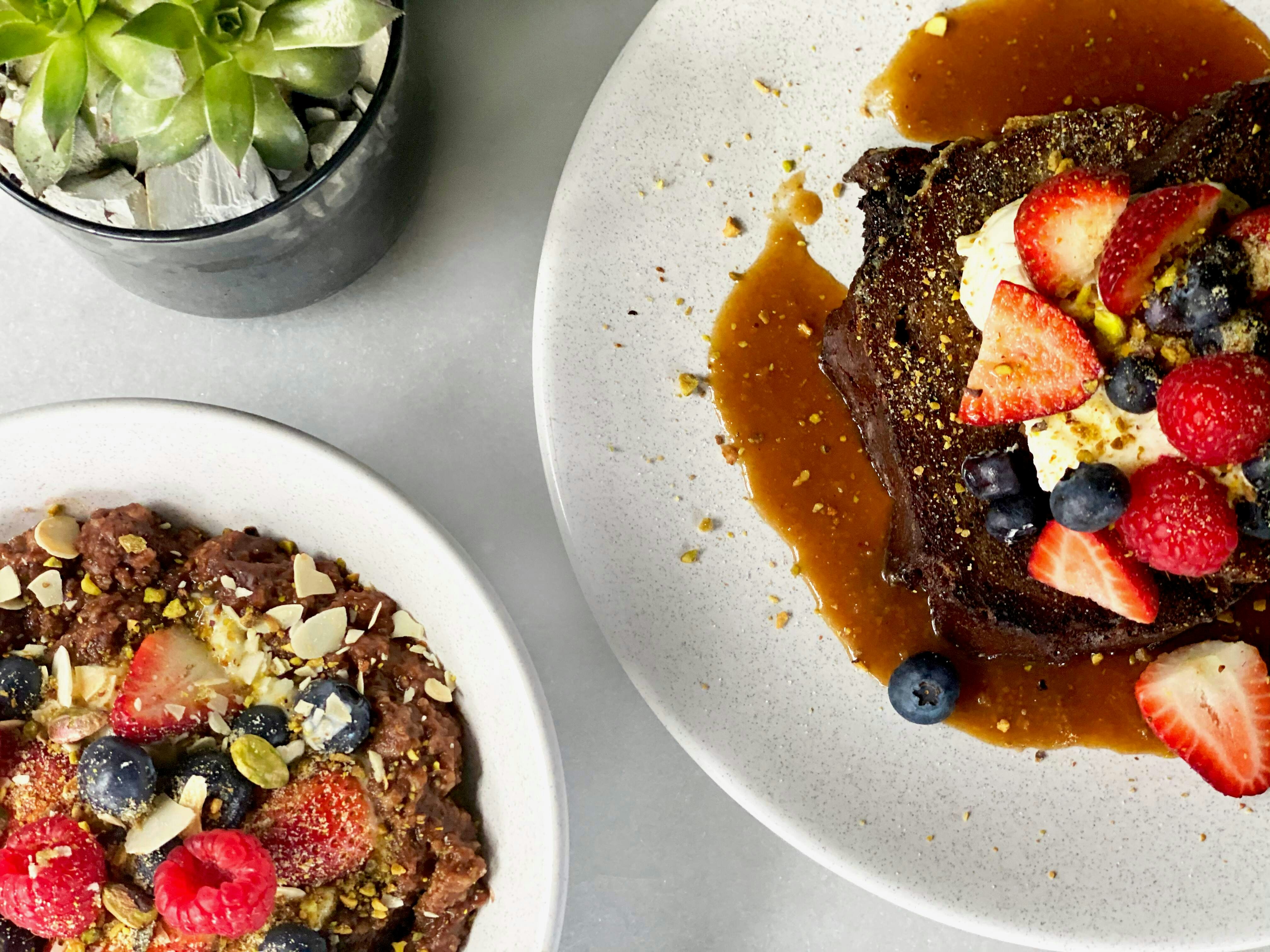 Aliments bruns et noirs sur assiette en céramique blanche photo – Photo ...