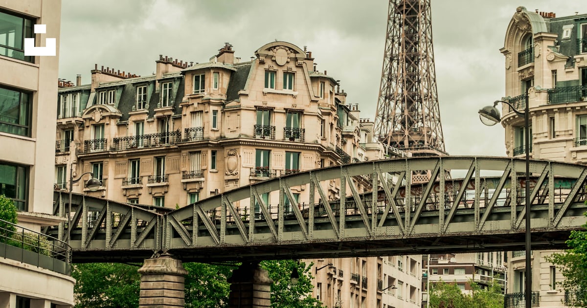 낮에는 다리와 건물 근처의 도로에 있는 자동차 사진 Unsplash의 무료 에펠 투어tour Eiffel 샹드마르