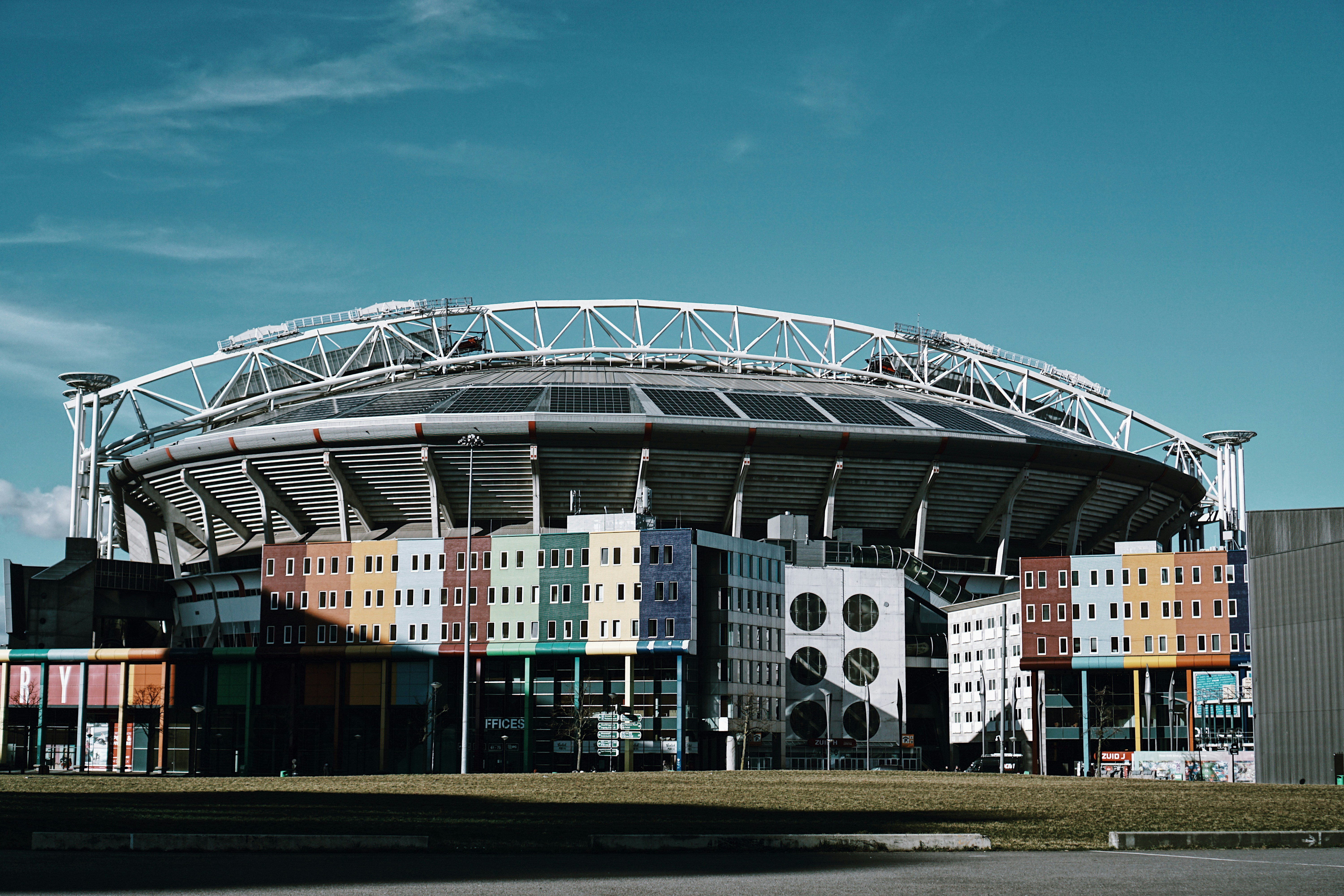 Edificio de hormigón blanco y marrón bajo el cielo azul durante el día foto – Imagen de Estadio ...