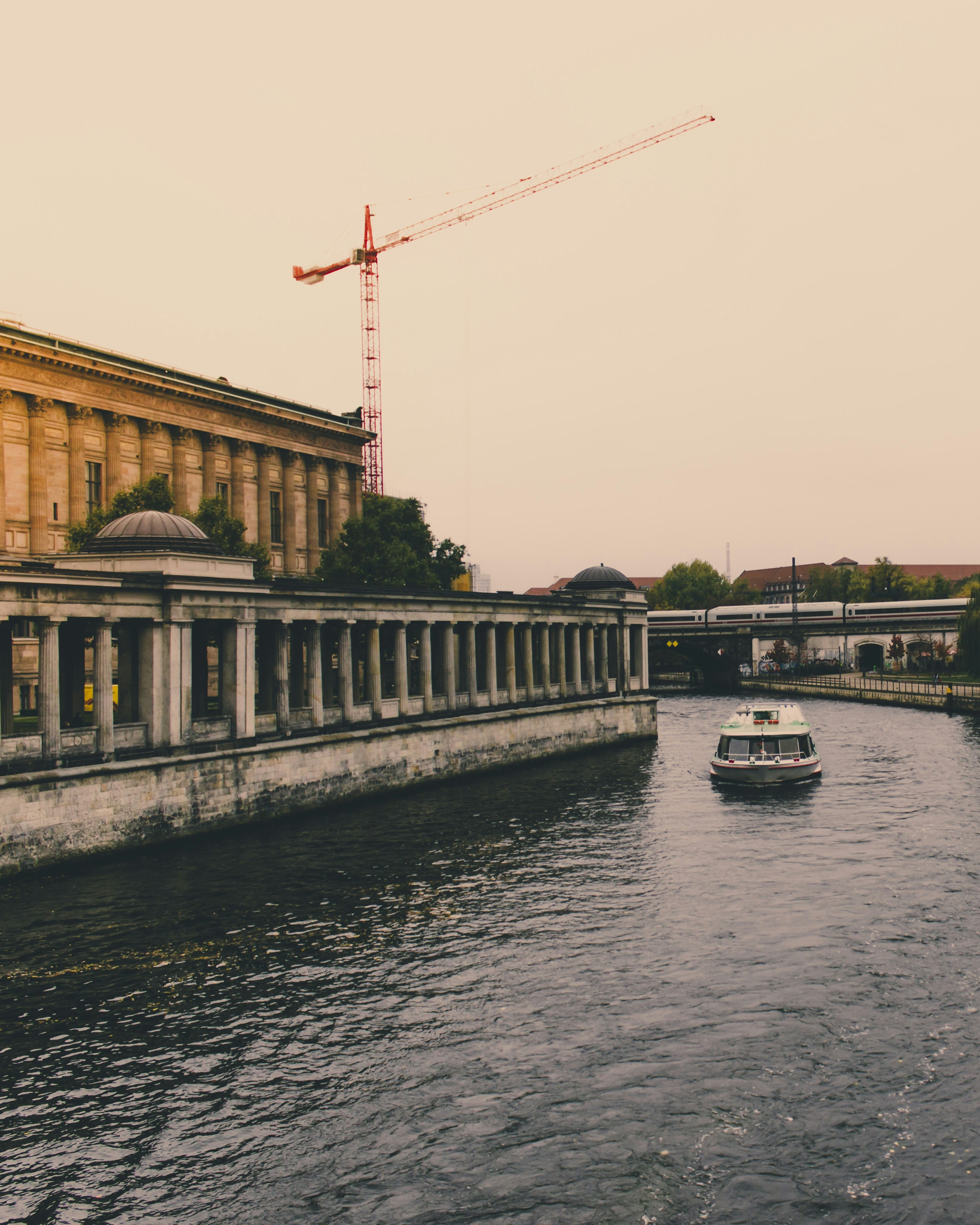 Bote blanco en el río cerca del puente durante el día foto – Imagen de ...