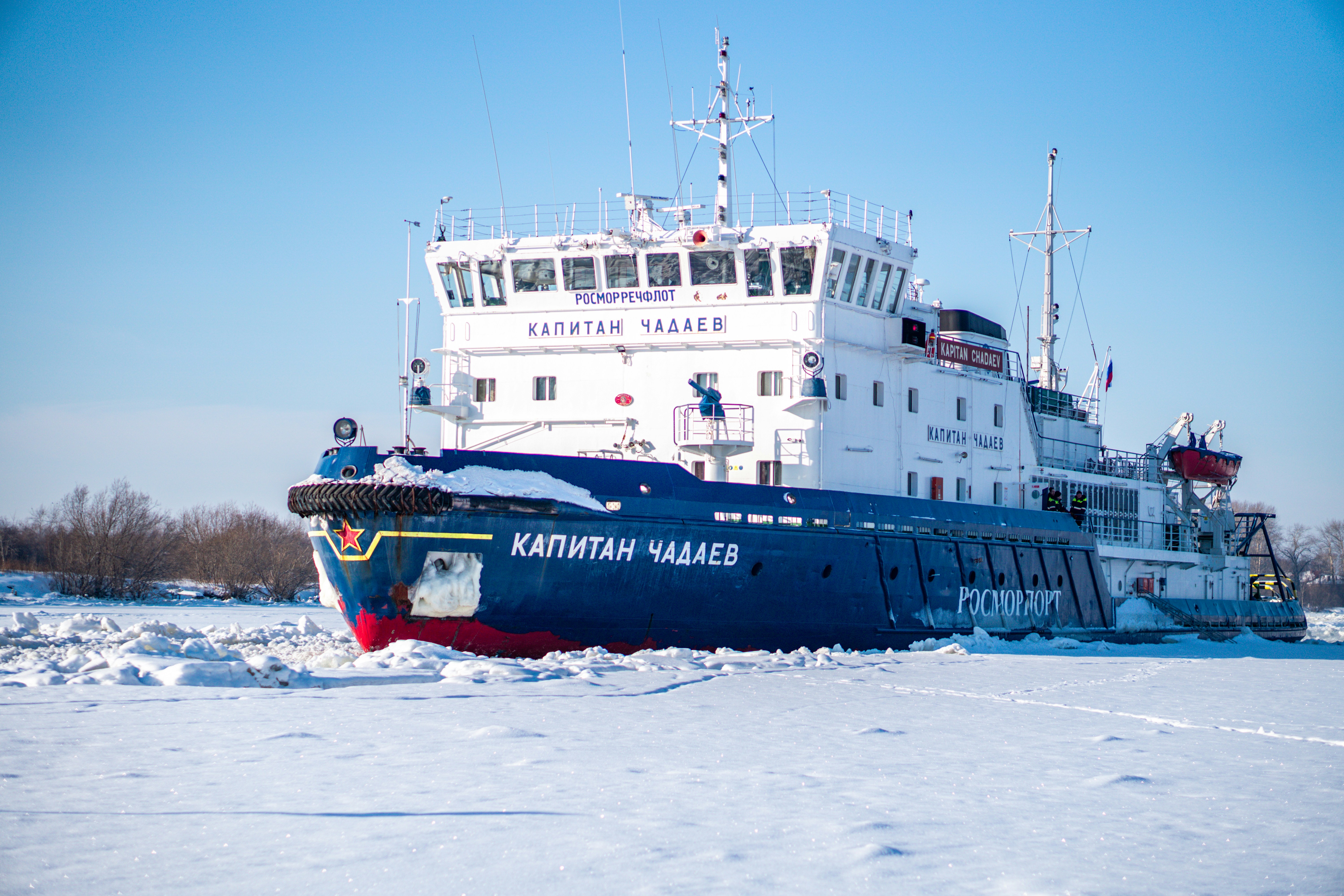 Blue and red ship on sea during daytime photo – Free Blue Image on Unsplash