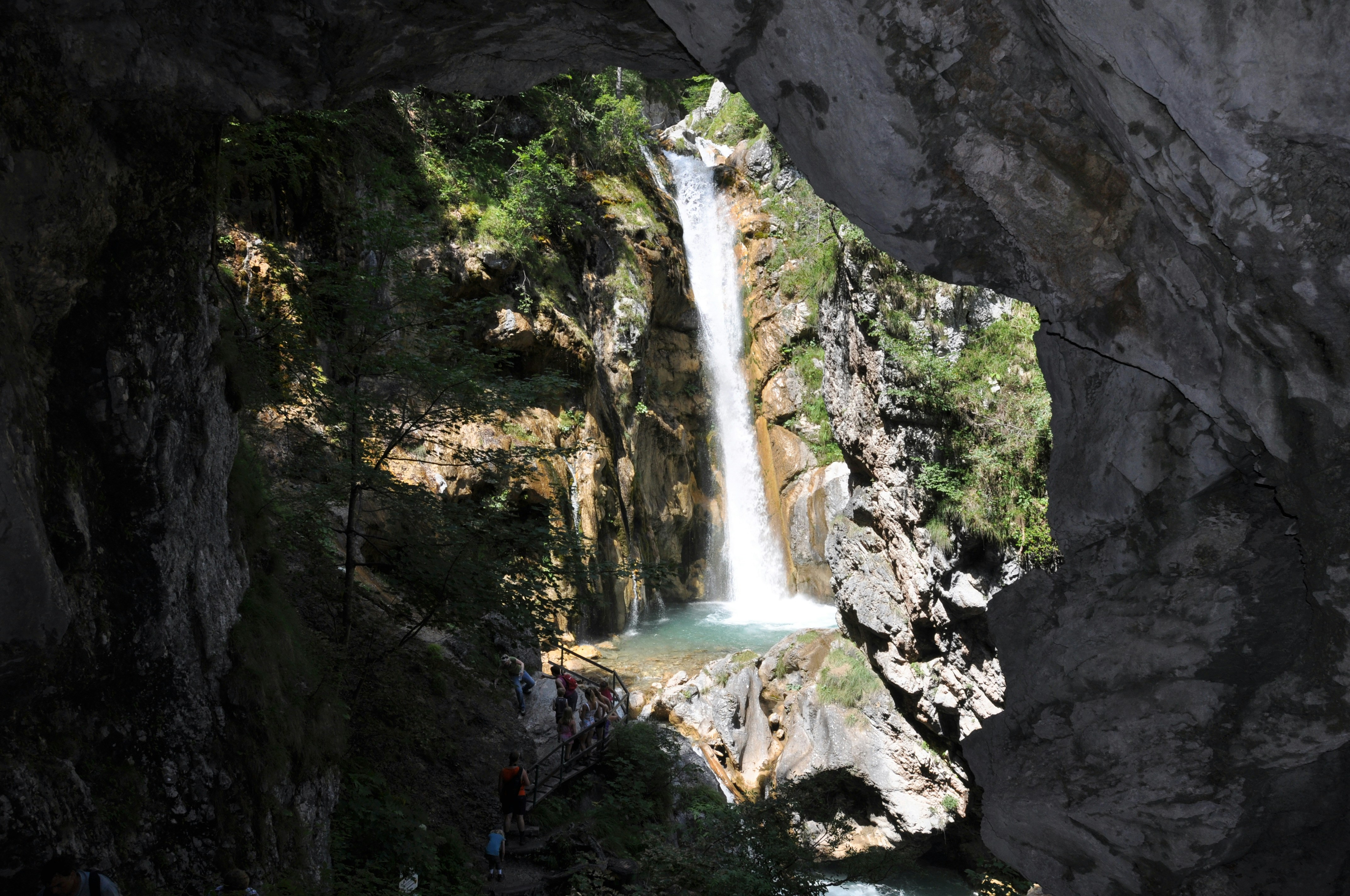 Personnes debout devant les cascades pendant la journée photo – Photo ...