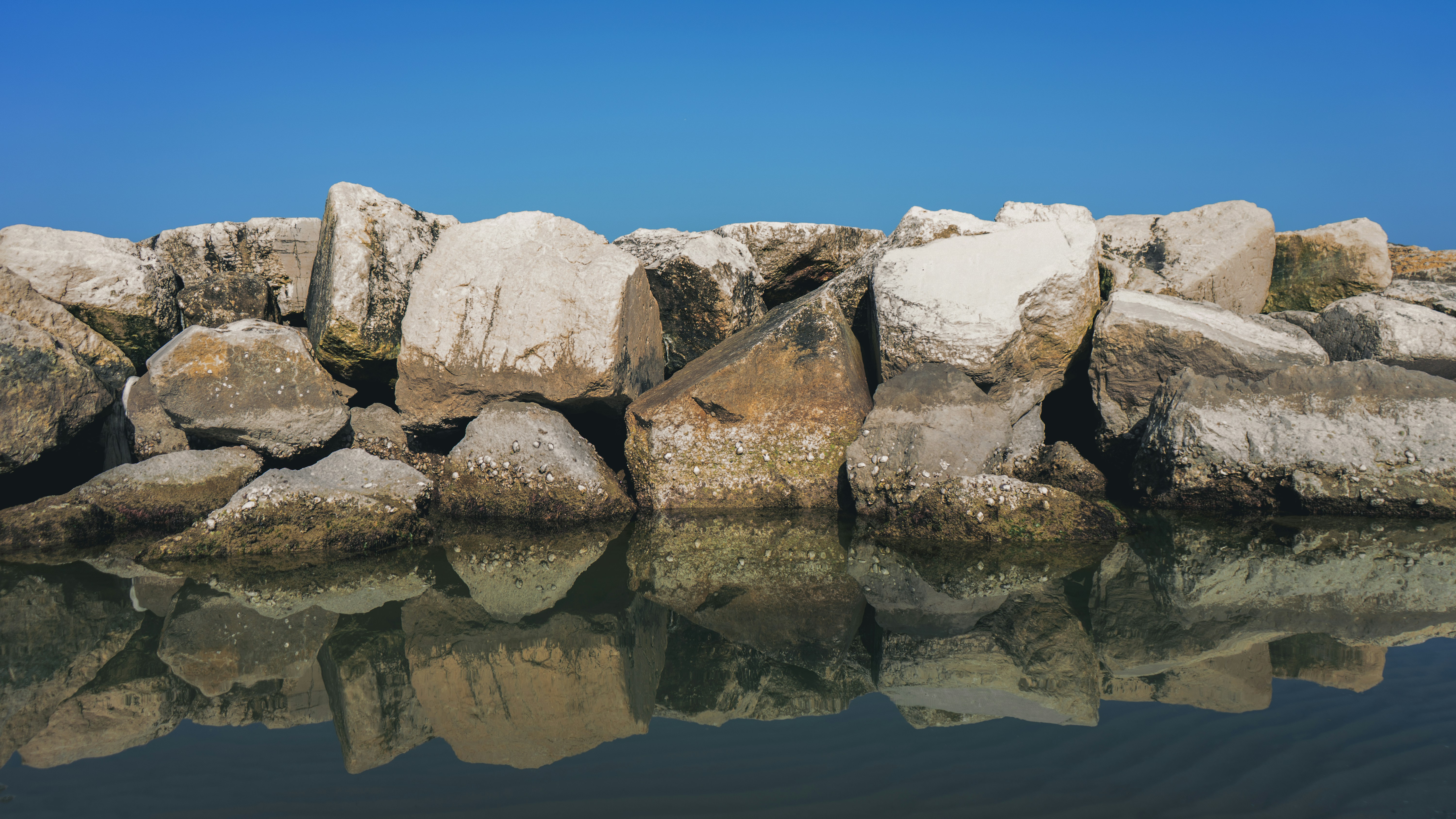 White rock formation on water photo – Free Riflessioni Image on Unsplash