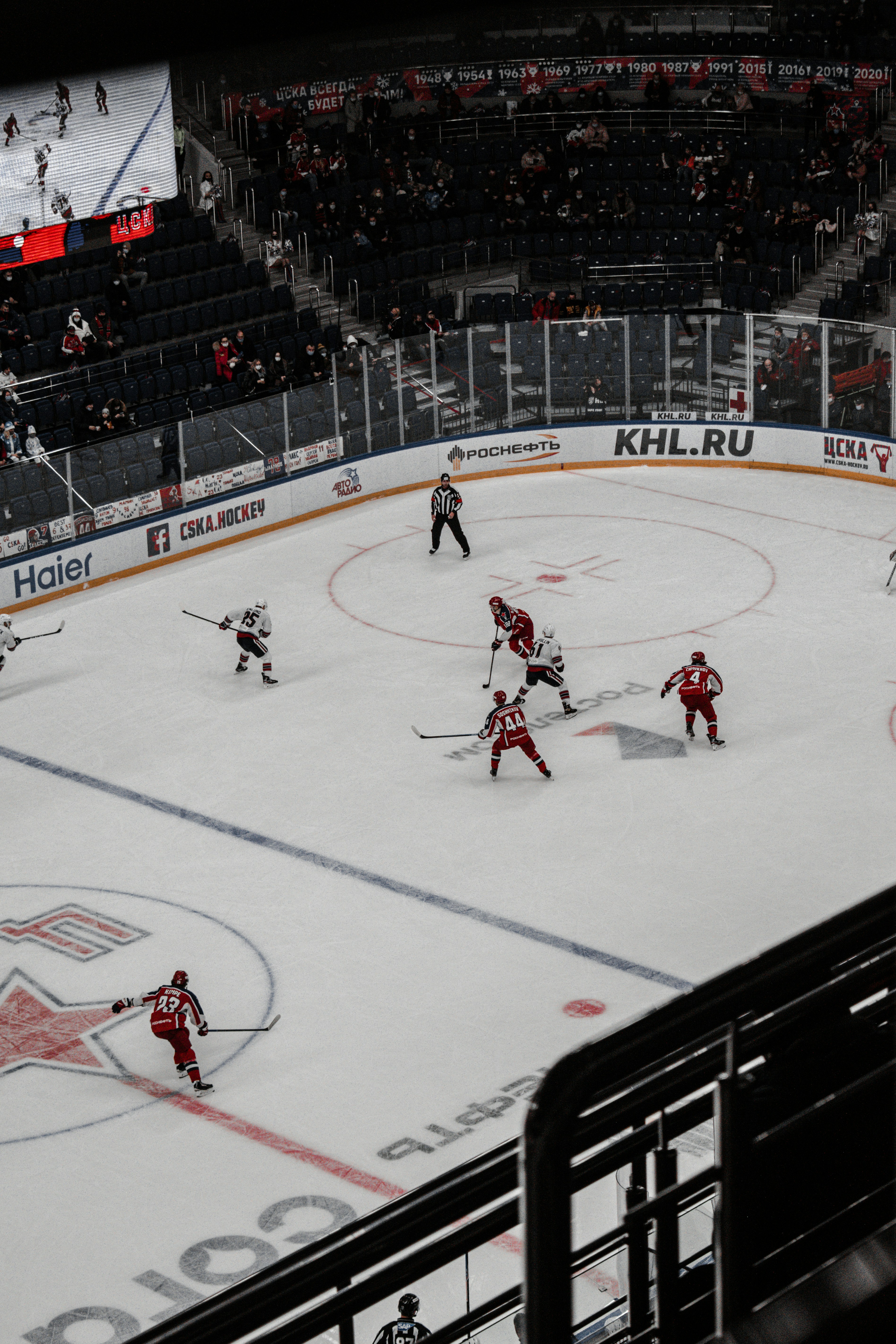 Personnes jouant au hockey sur glace sur un stade de glace photo ...