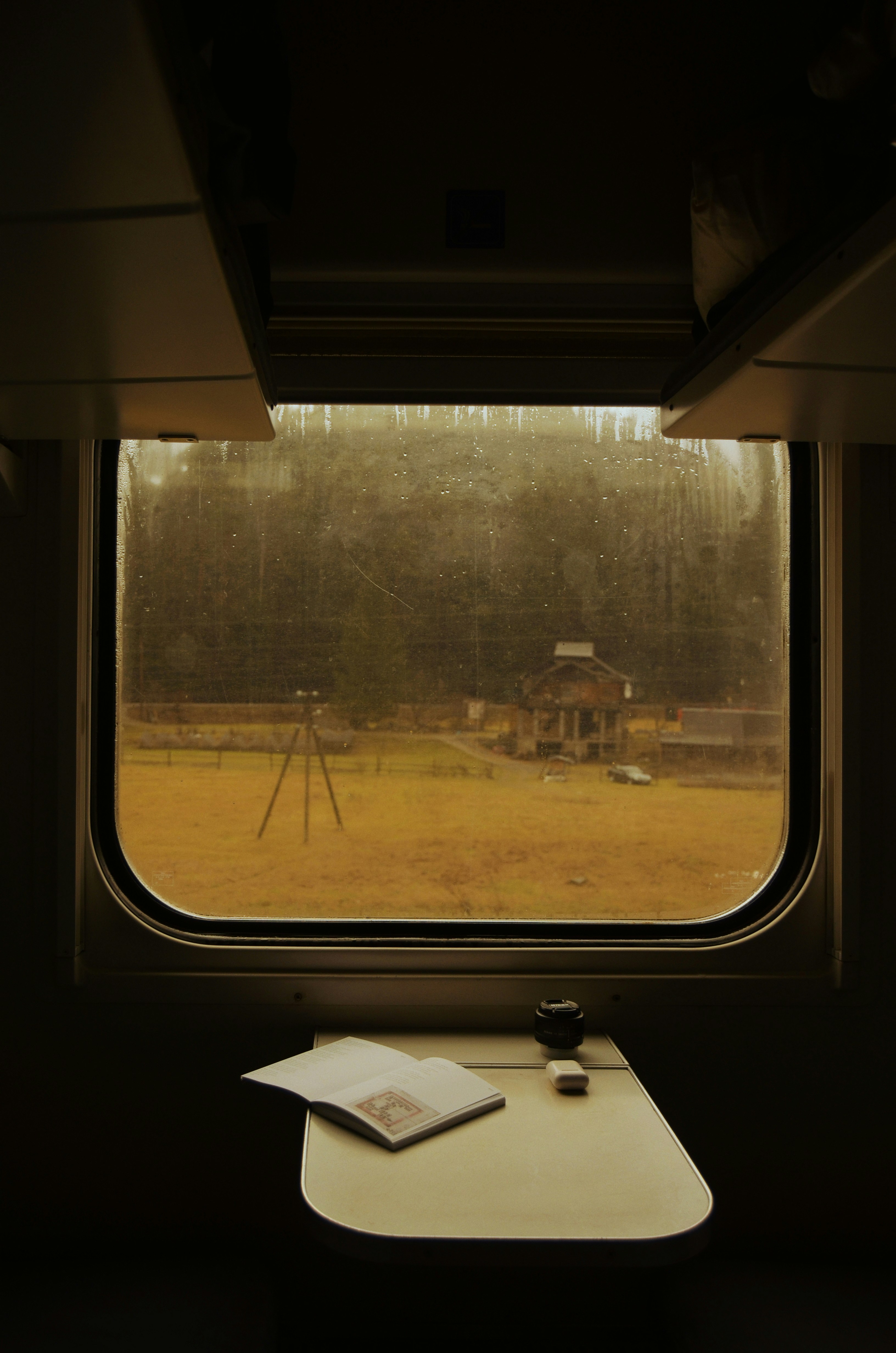 1000+ Train Window Pictures | Download Free Images on Unsplash