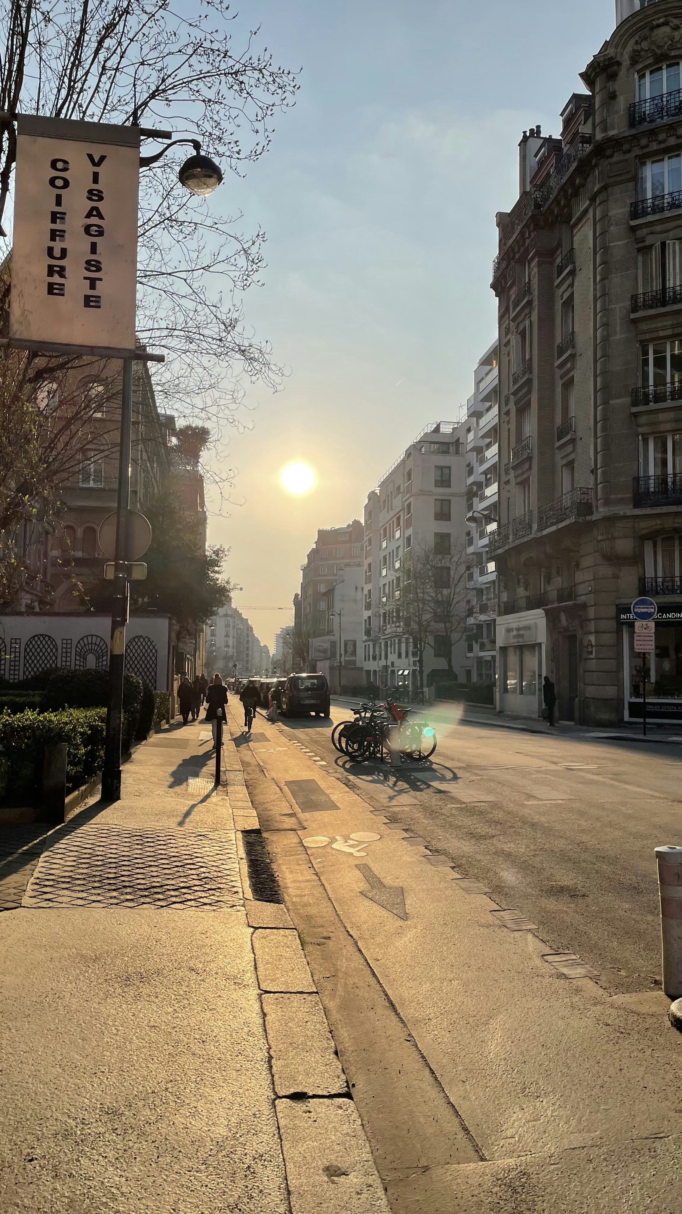 Foto Gente caminando en la acera cerca de los edificios durante el día ...