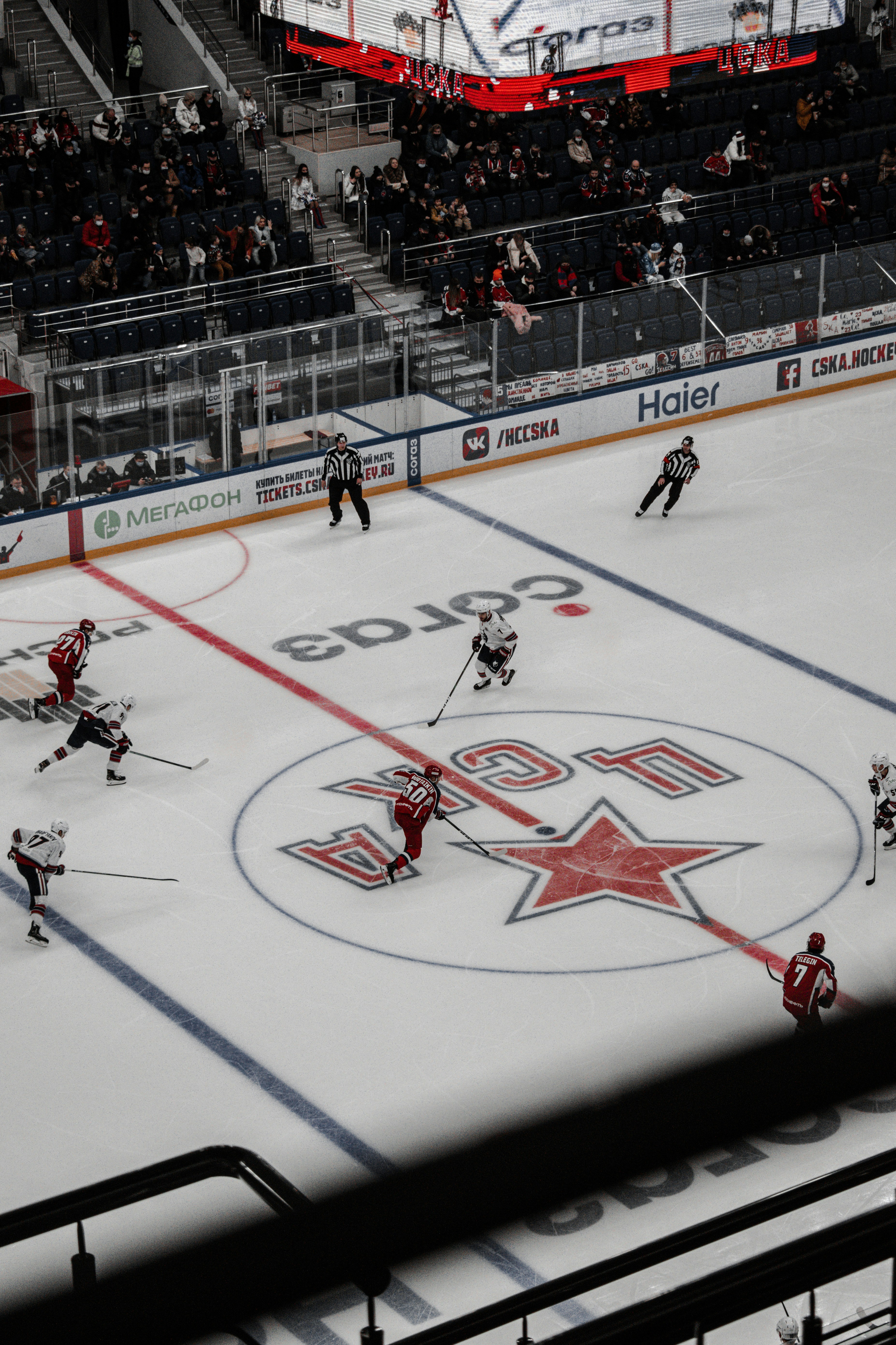 Personnes jouant au hockey sur glace sur un stade de glace photo ...