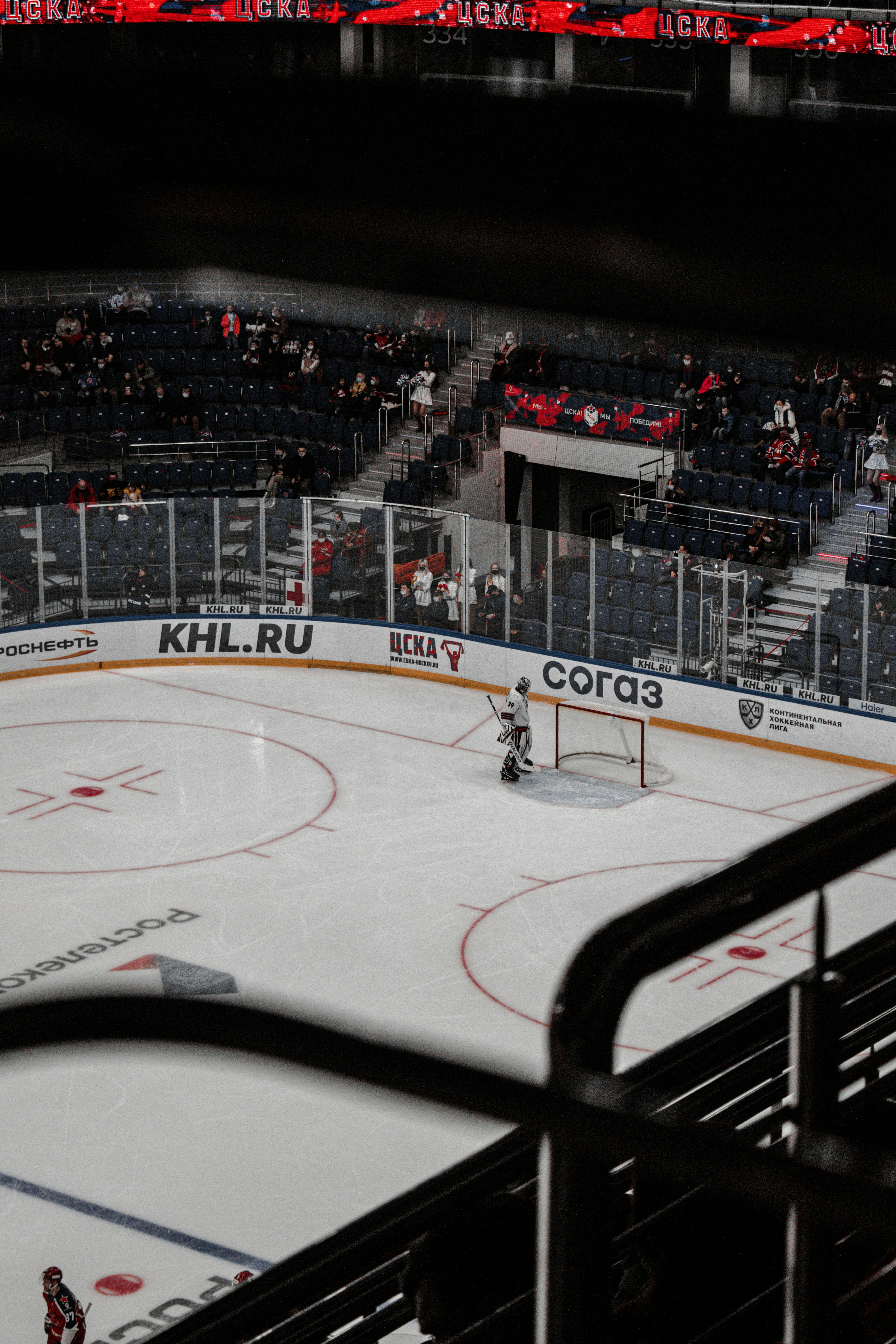 Joueurs de hockey sur glace sur un stade de hockey sur glace photo ...