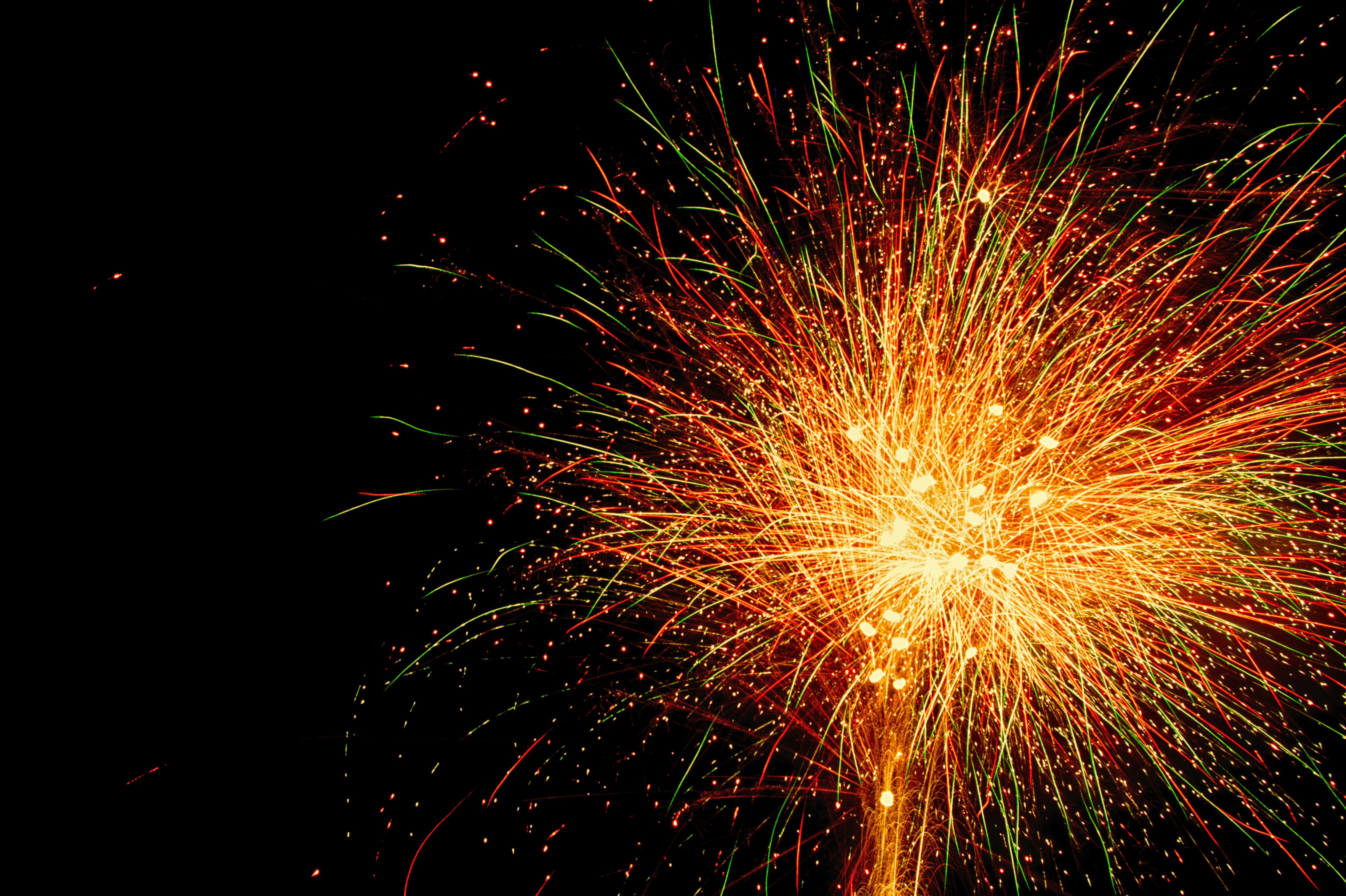 Espectáculo de fuegos artificiales rojos y amarillos durante la noche ...