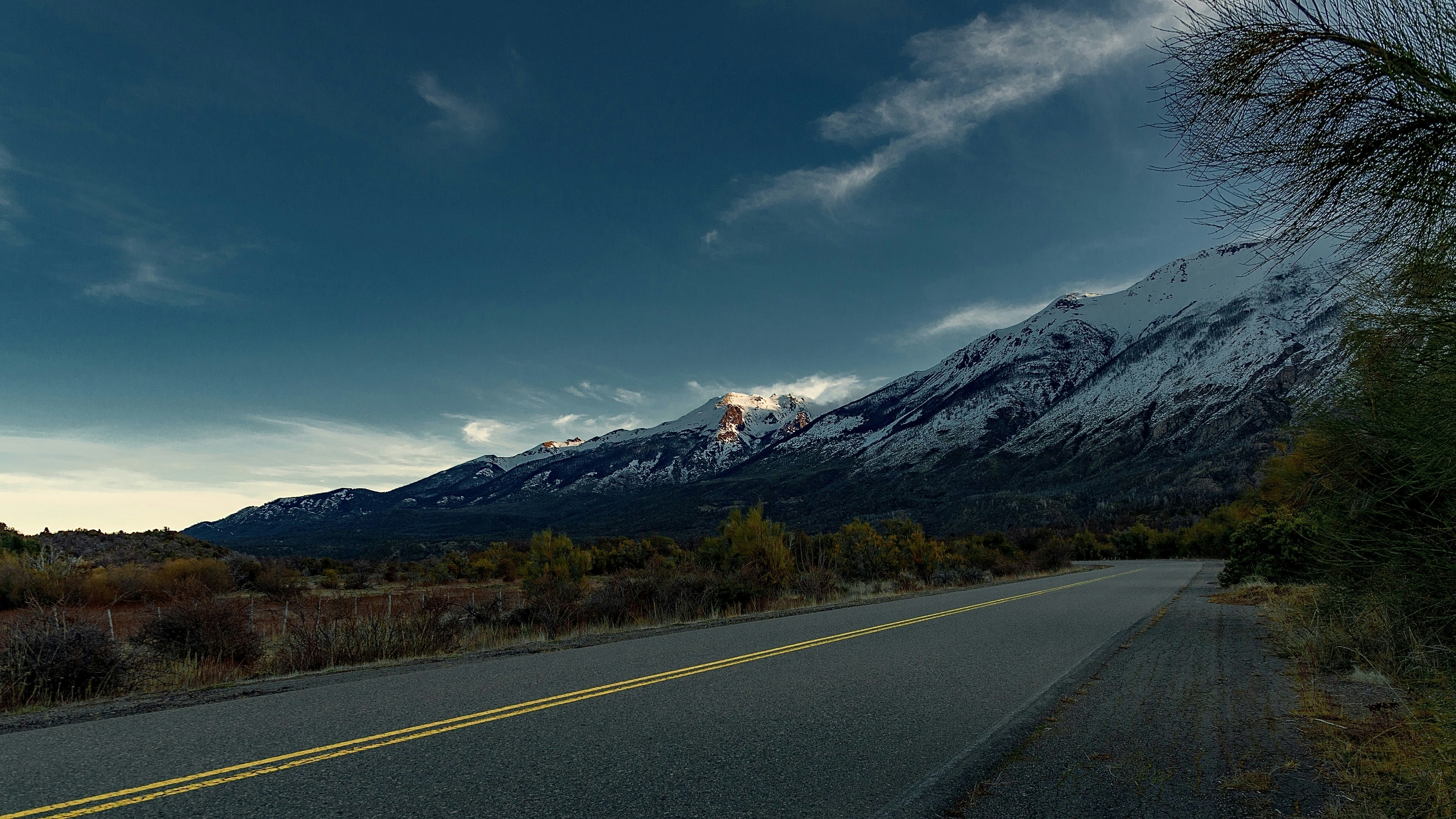 Gray concrete road near mountain under blue sky during daytime foto ...