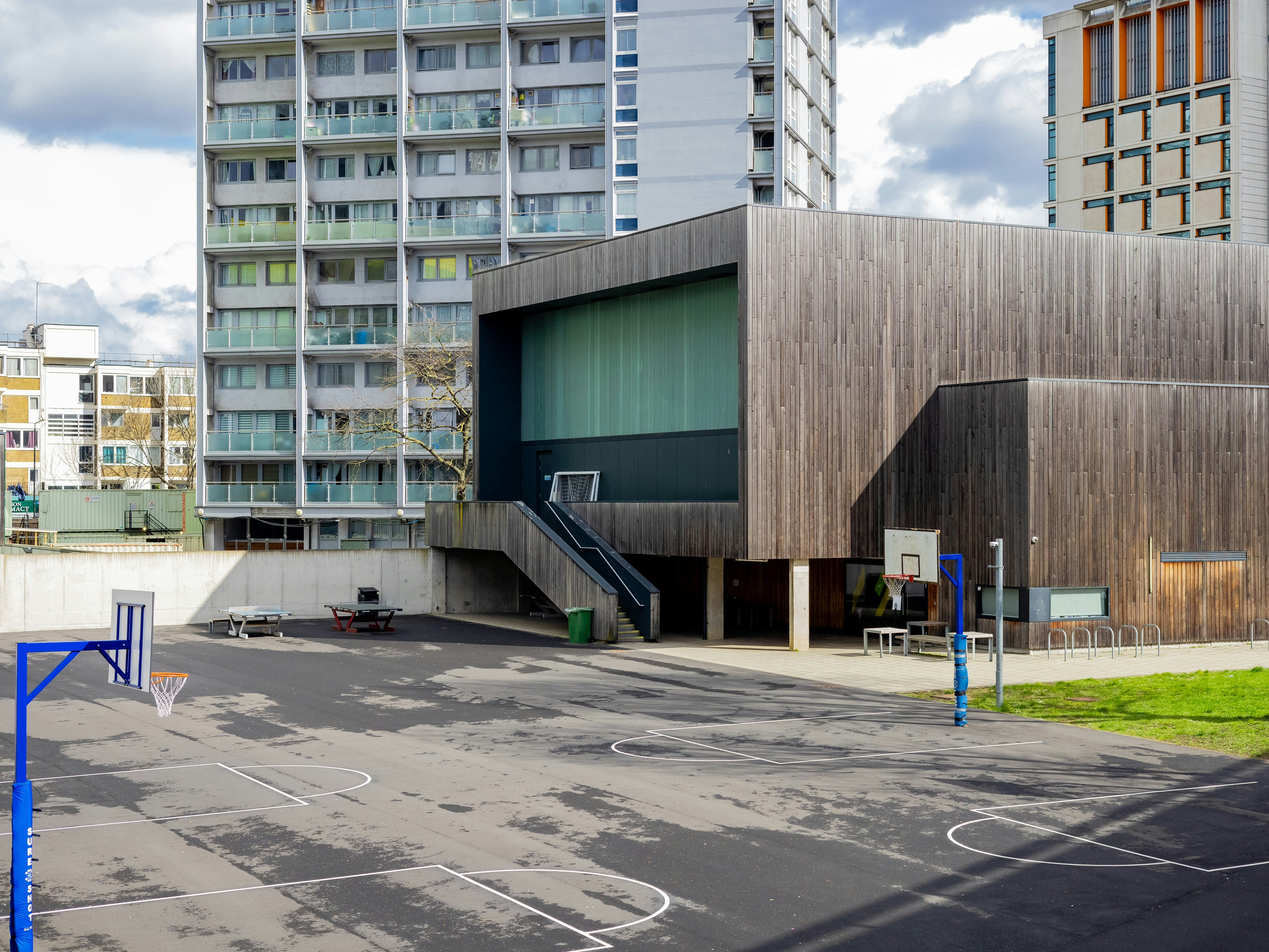 Urban Pavilion: A Modern Facade Overlooking a Quiet Court