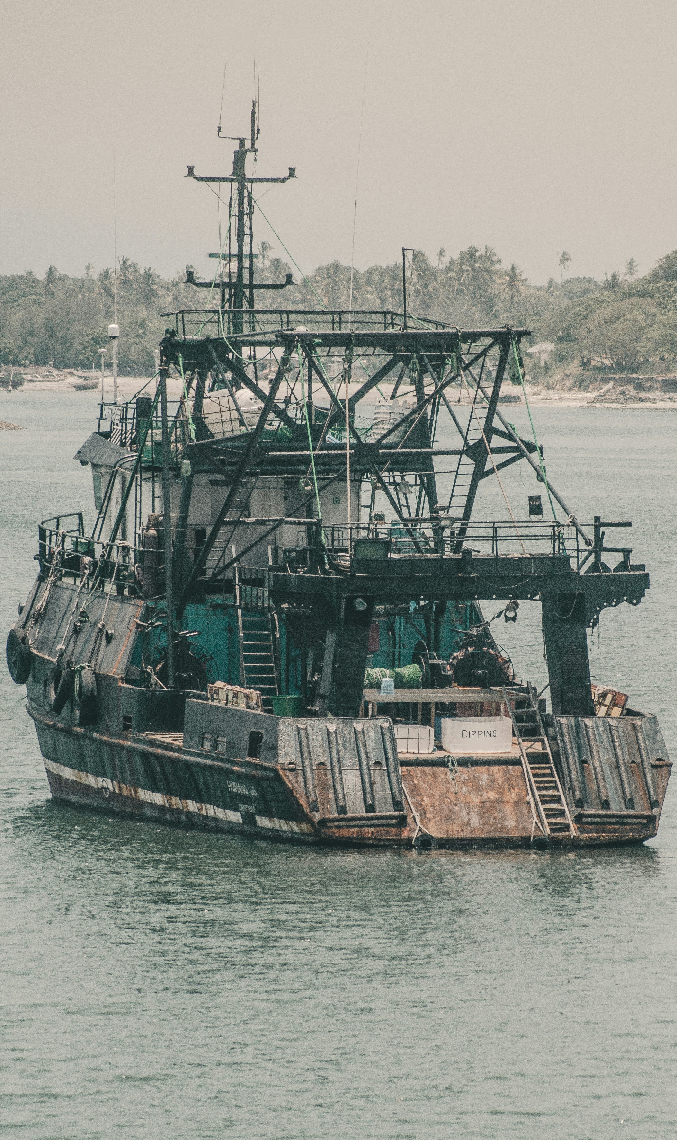 Foto Barco negro y marrón en el mar durante el día – Imagen Gris gratis ...