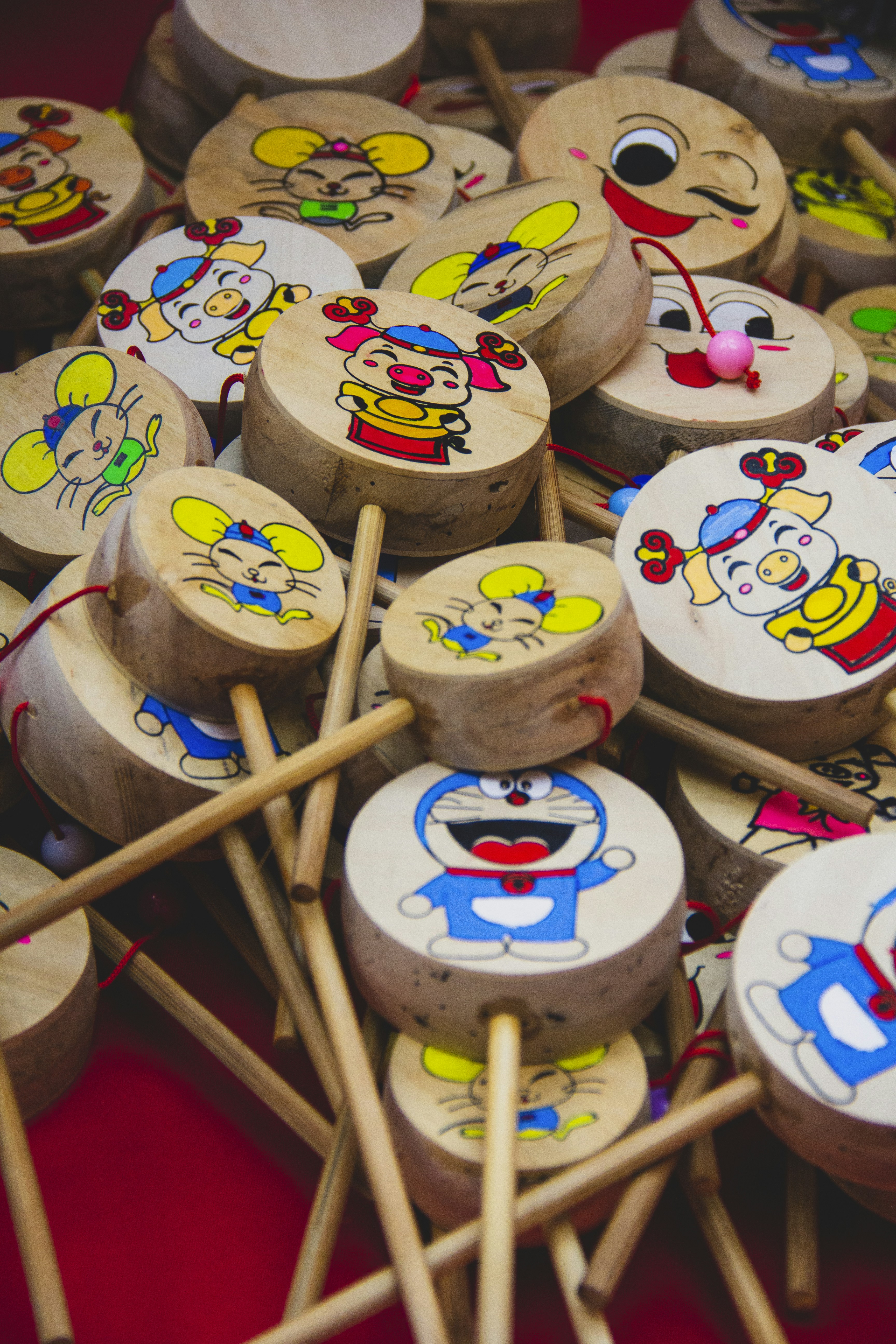Faces in Wood: a playful jumble of cartoon tokens