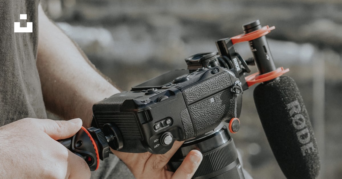 검은 Dslr 카메라를 들고있는 사람 사진 Unsplash의 무료 이라크 이미지