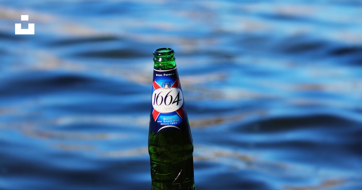 水の茶色の木の丸太に緑のガラス瓶の写真 Unsplashの無料ボトル写真