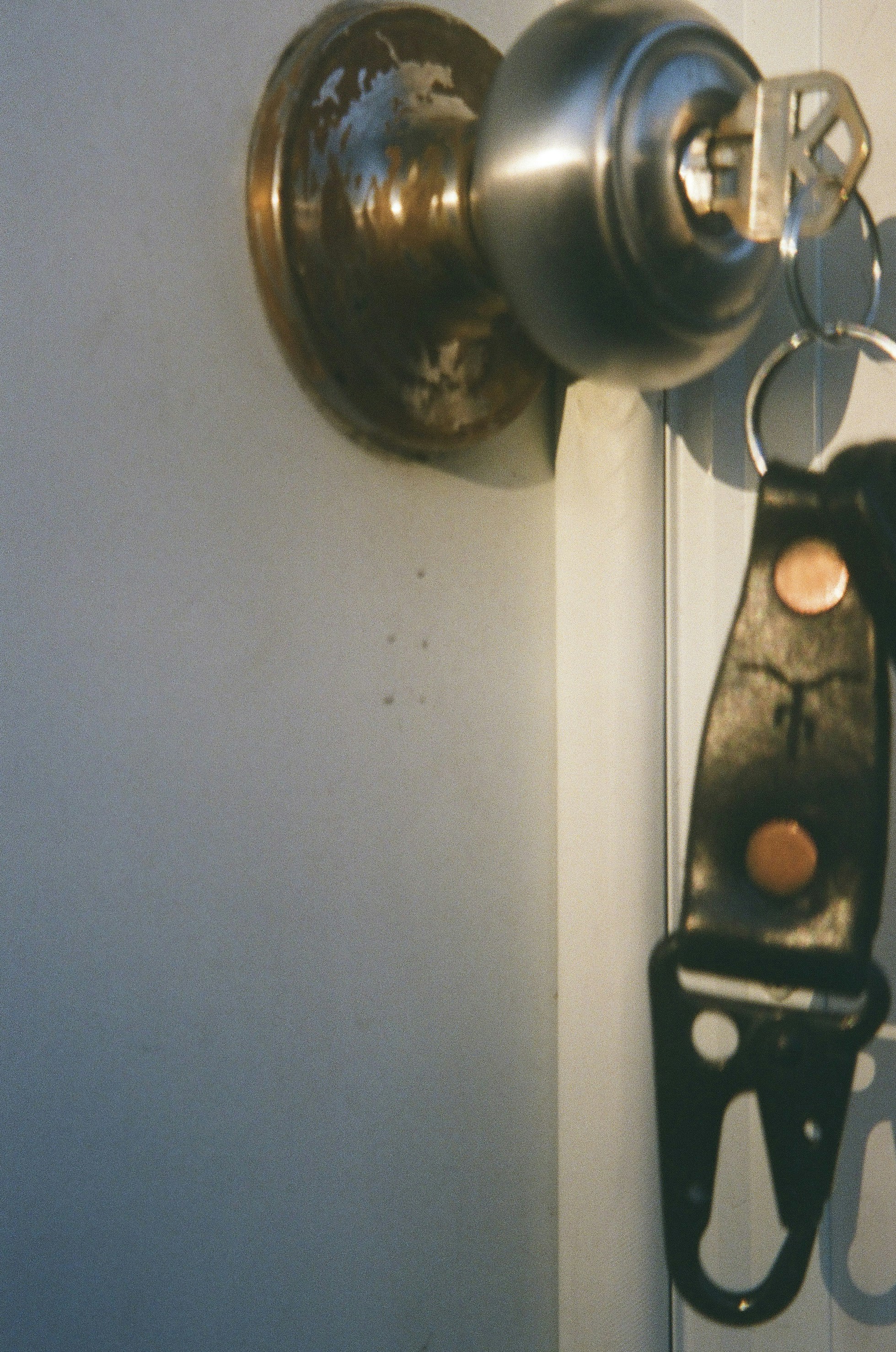 Black and silver key on white table photo – Free Grey Image on Unsplash