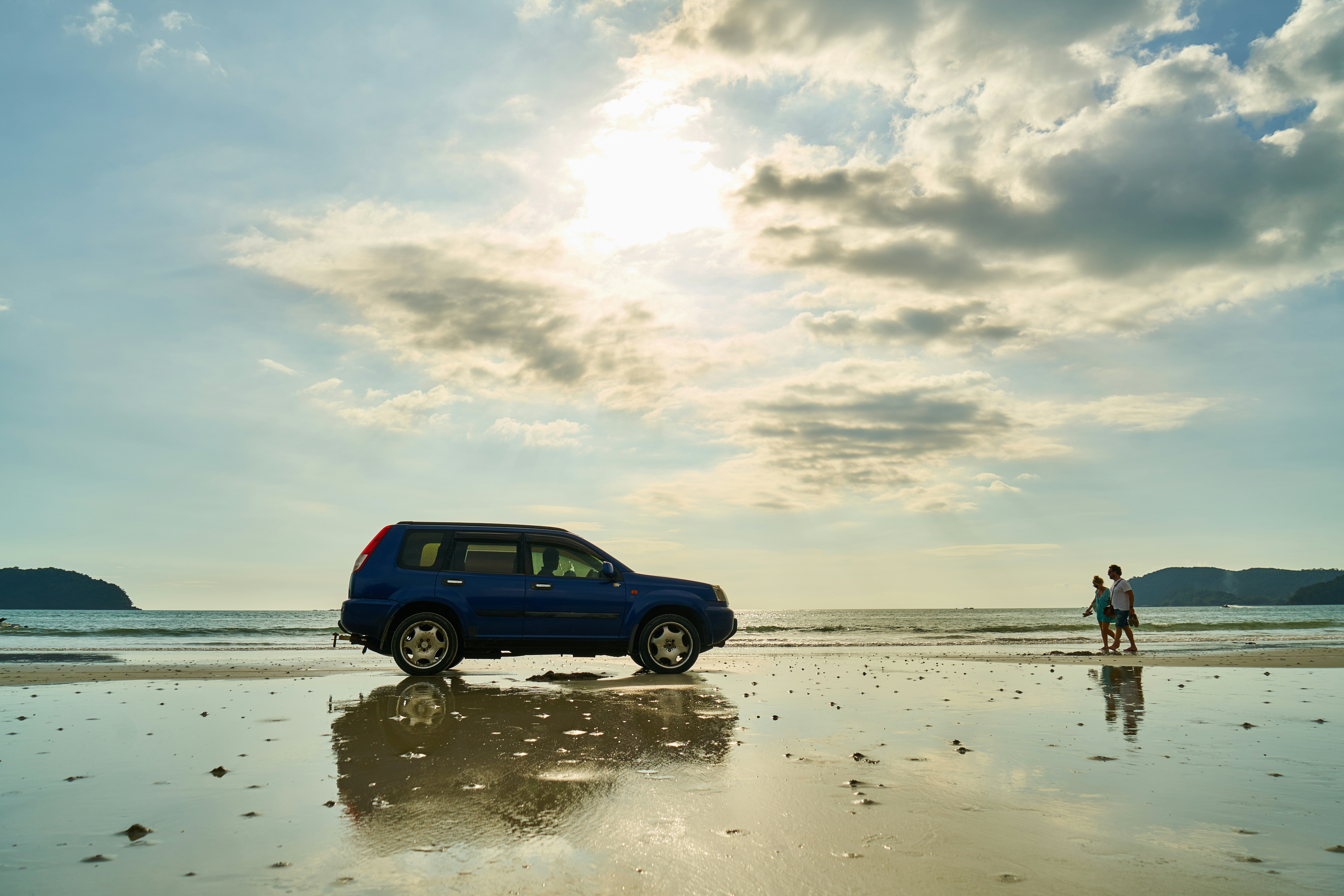Blue suv on beach during daytime photo – Free Grey Image on Unsplash