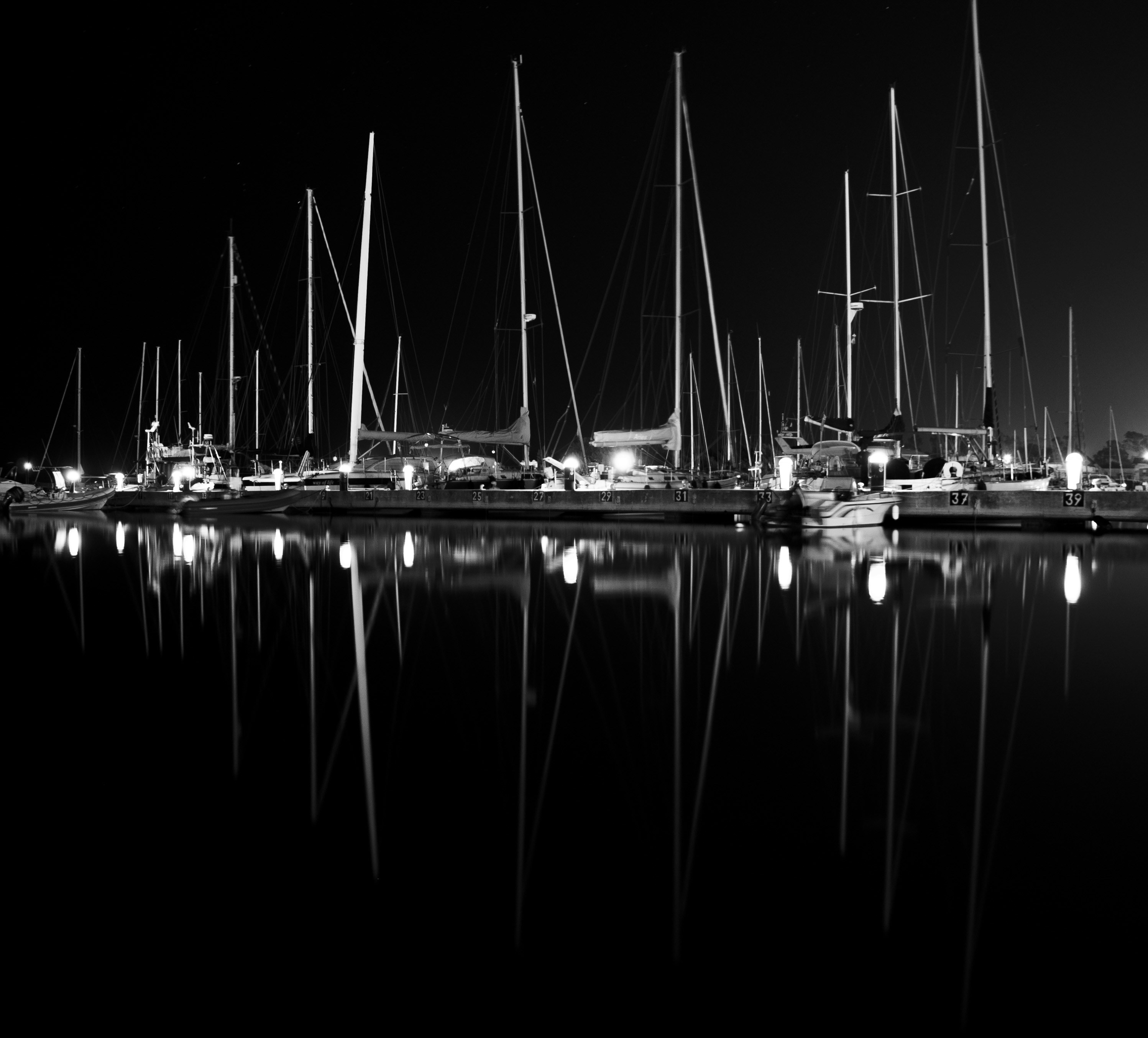 Bote blanco en el cuerpo de agua durante la noche foto – Imagen de ...
