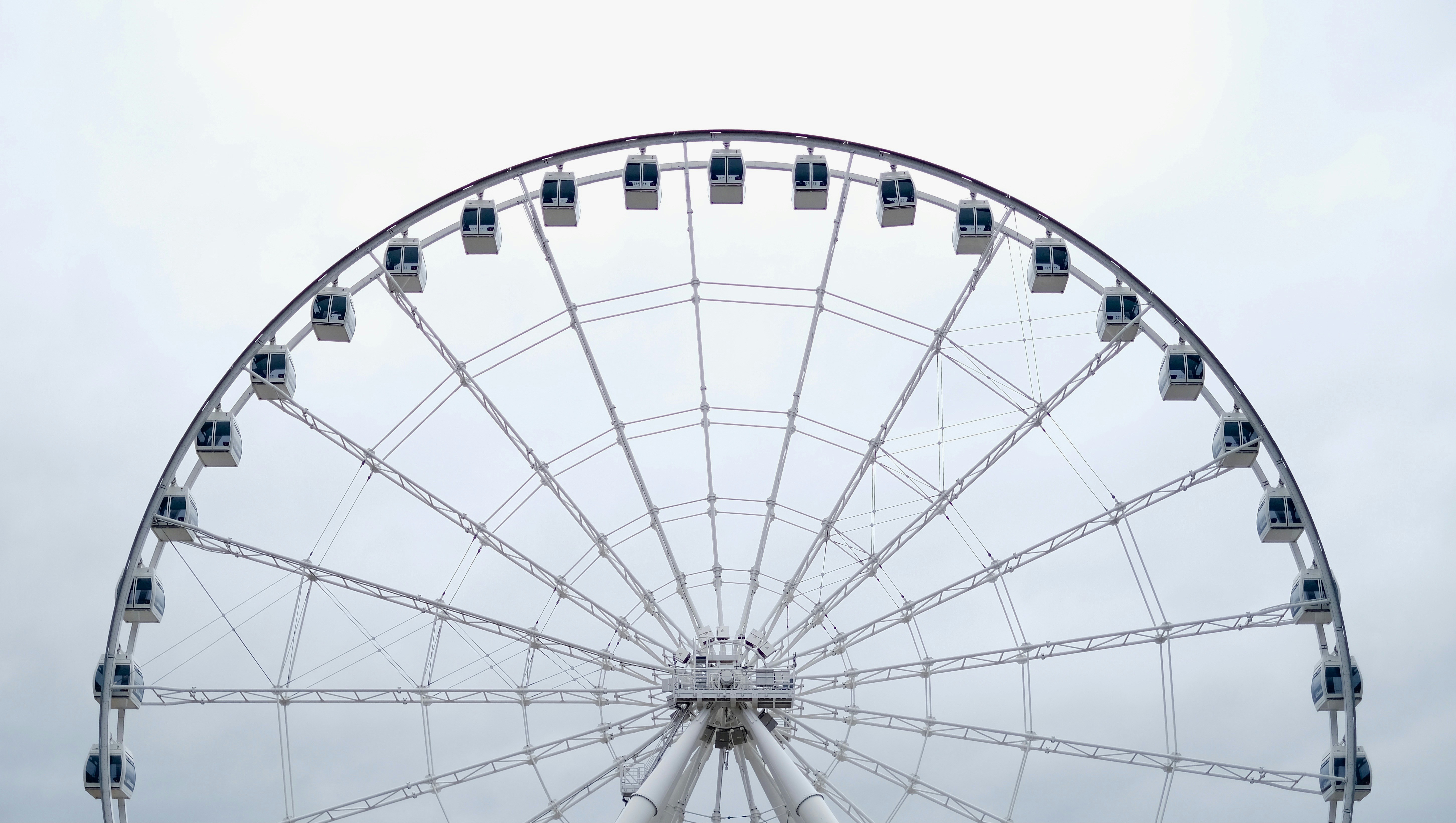 Grande roue blanche et noire photo – Photo Bleu Gratuite sur Unsplash