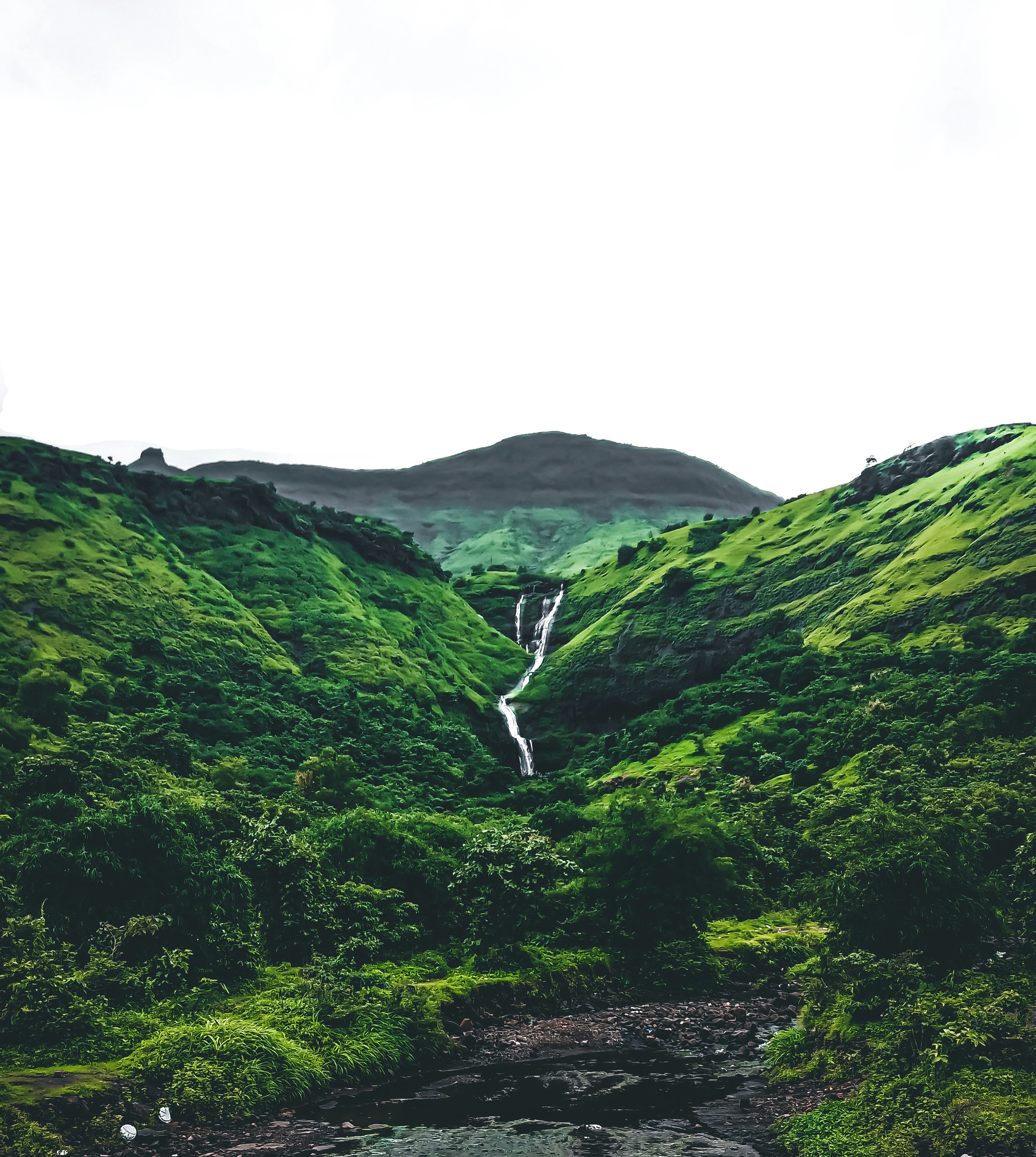 Un ruisseau qui traverse une vallée verdoyante photo – Image gratuite ...