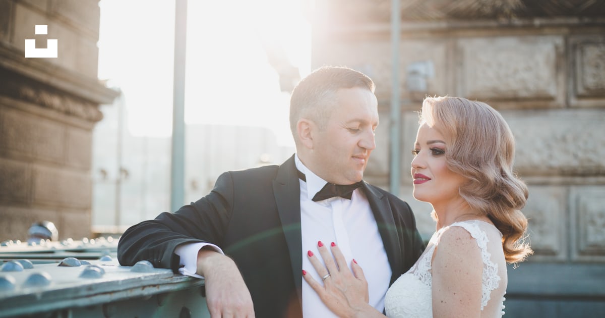 Foto Hombre en chaqueta de traje negro besando a la mujer en vestido ... Foto Hombre en chaqueta de traje negro besando a la mujer en vestido ...