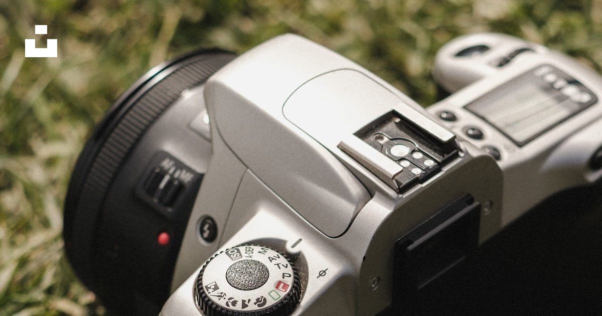 푸른 잔디에 검은 색과 은색 Dslr 카메라 사진 Unsplash의 무료 녹색 이미지