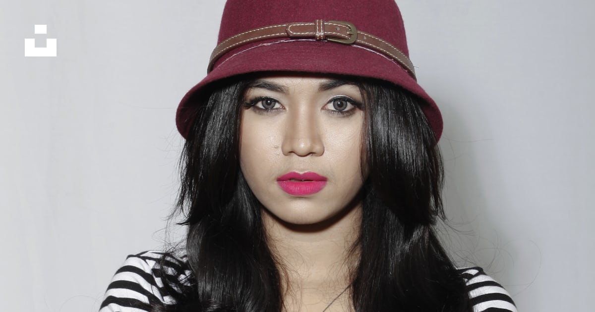 Foto Mujer Con Camisa A Rayas Blancas Y Negras Con Sombrero Rojo